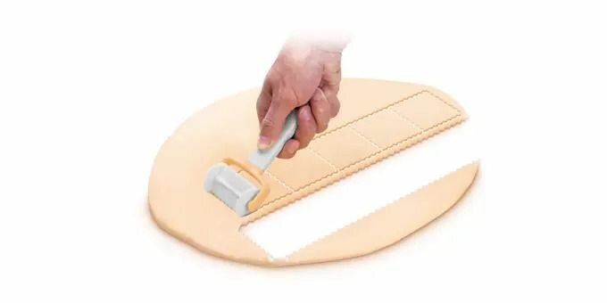 Ролик для теста, для вырезания квадратов с волнистыми краями DELICIA 7 см.