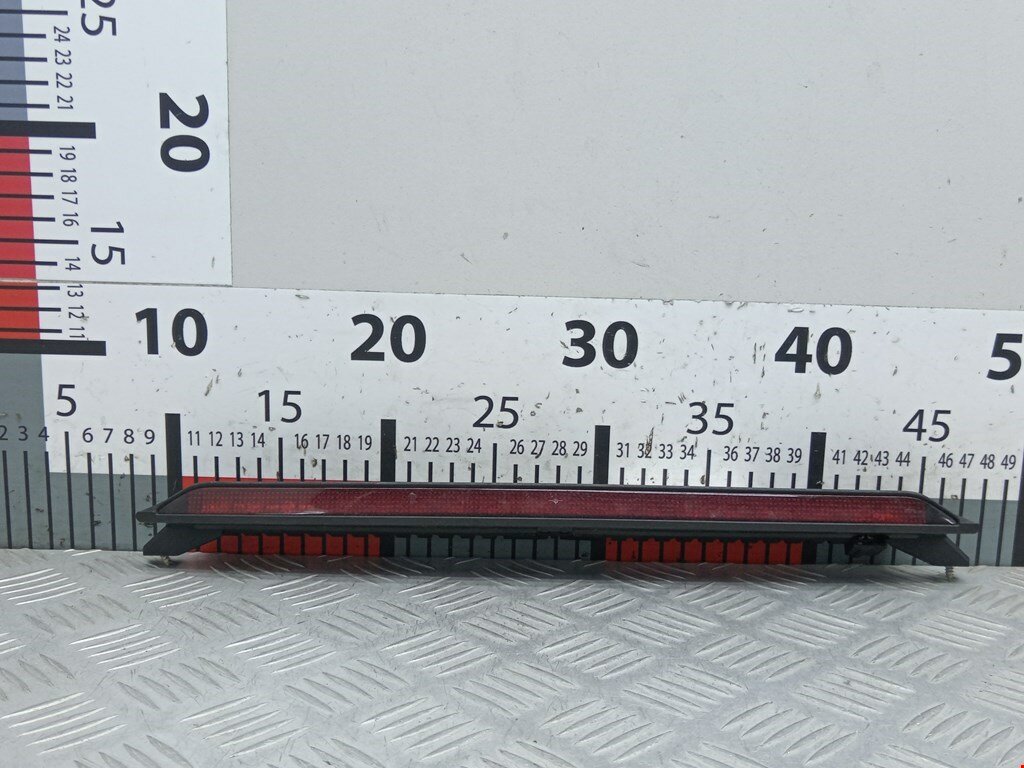 Фонарь дополнительный тормозной (стоп-сигнал) Volkswagen Golf 4 1J6945131C арт. 2111371