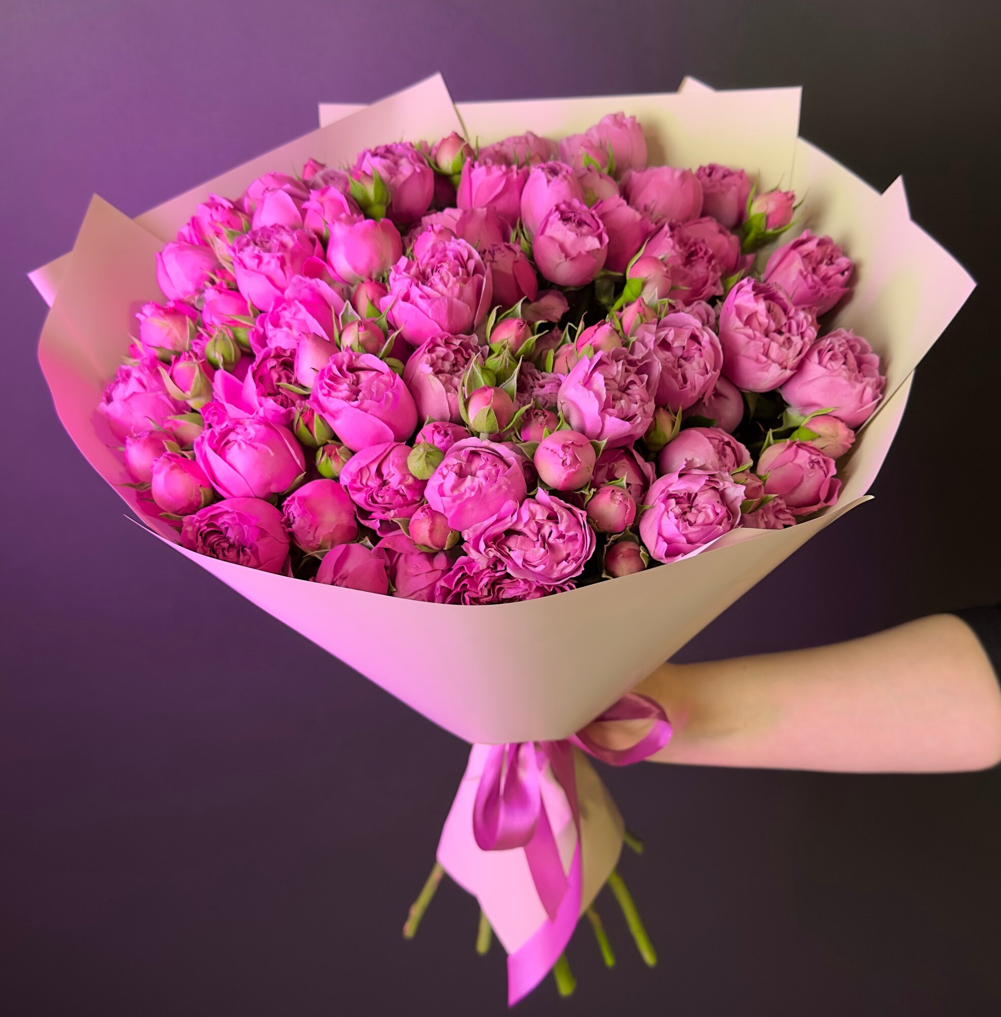 Букет цветов из 15 пионовидных кустовых роз Мисти Баблз