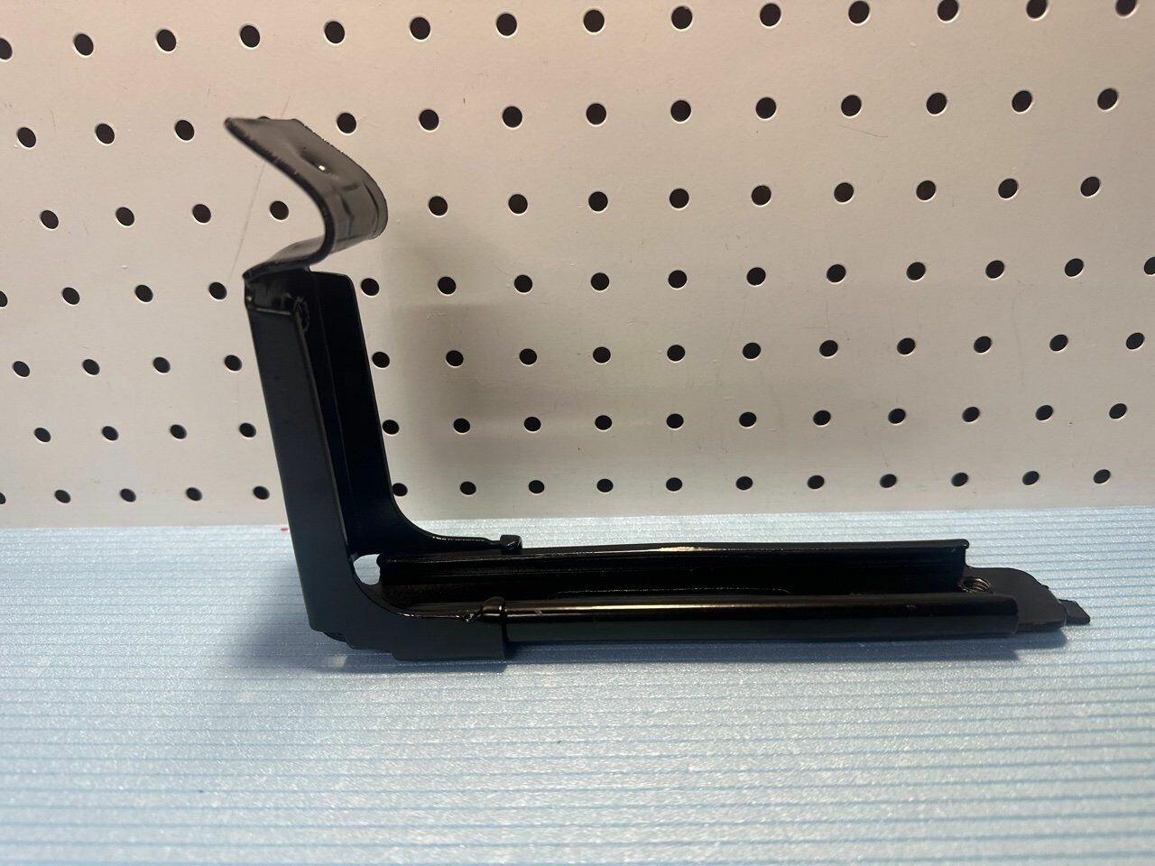 Кронштейн брызговика (заднего крыла ) RENAULT VOLVO FH FM PREMIUM MAGNUM (рено вольво)