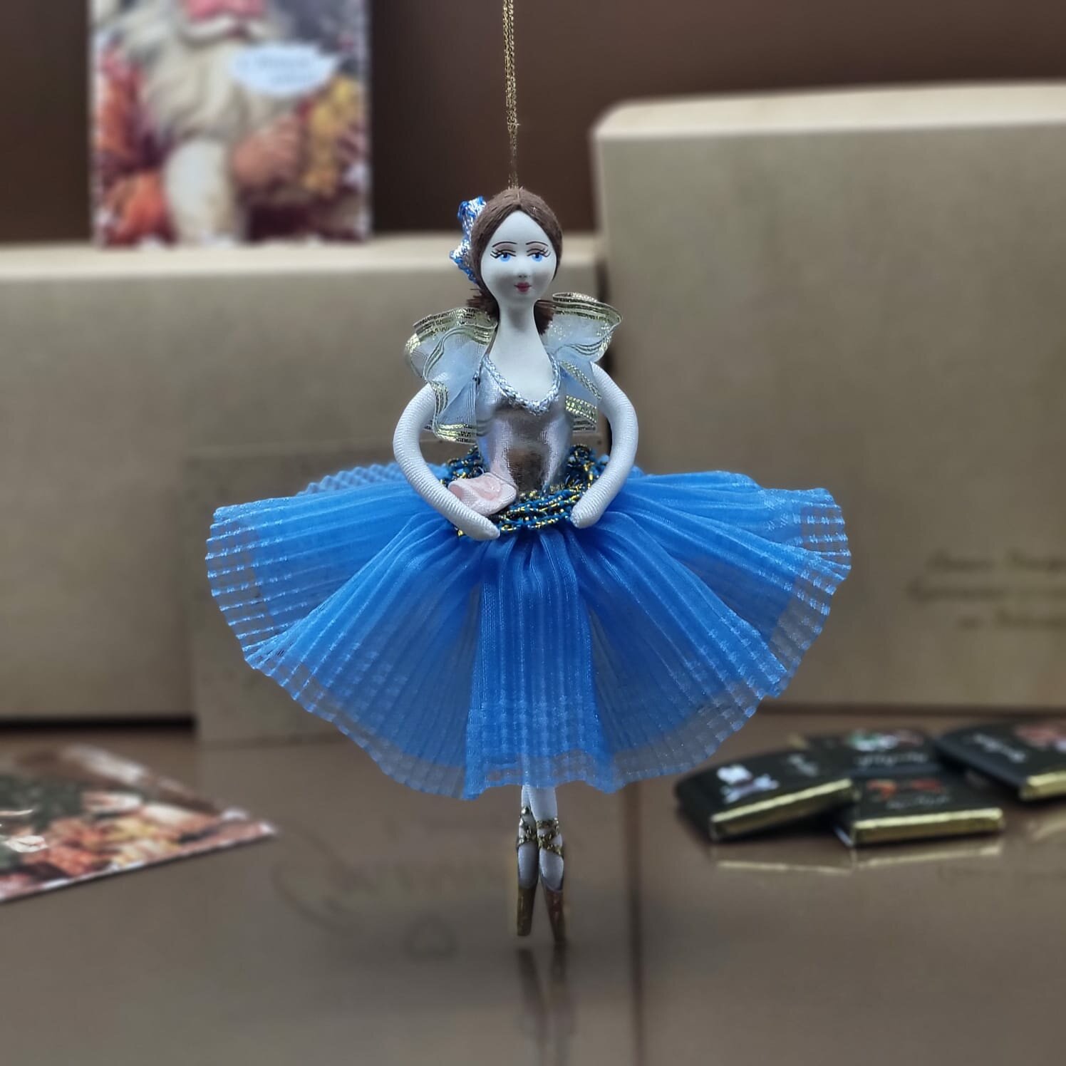 Интерьерная подвесная елочная игрушка Балерина с розой, фарфор и текстиль