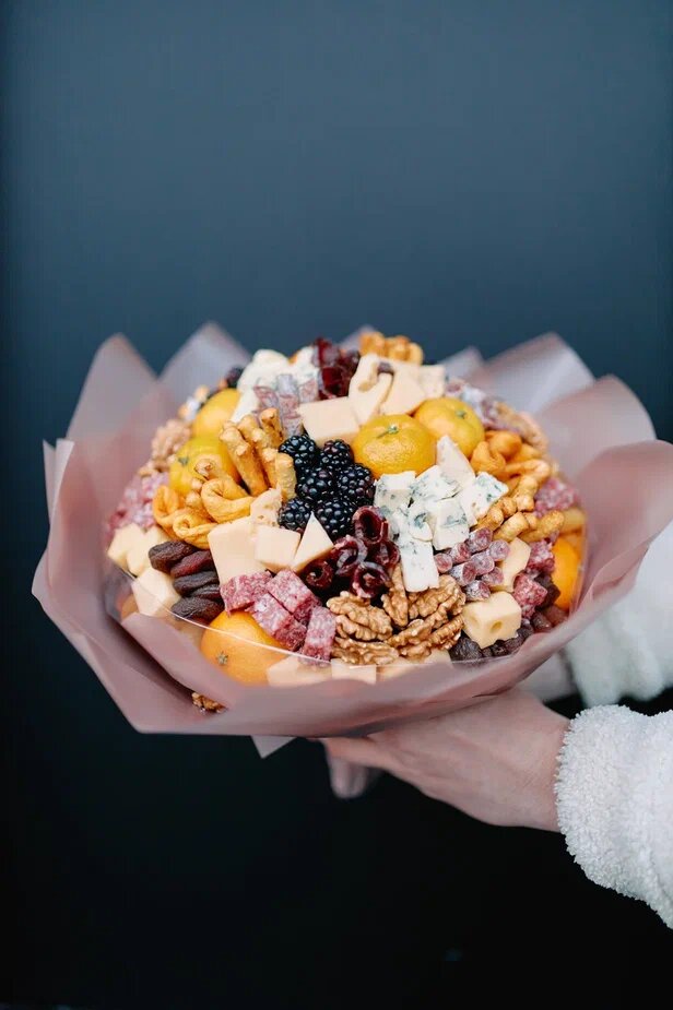 Букет "Сицилия" с колбасами, сыром и сухофруктами, размер XL, 30 см, от Vegato Studio