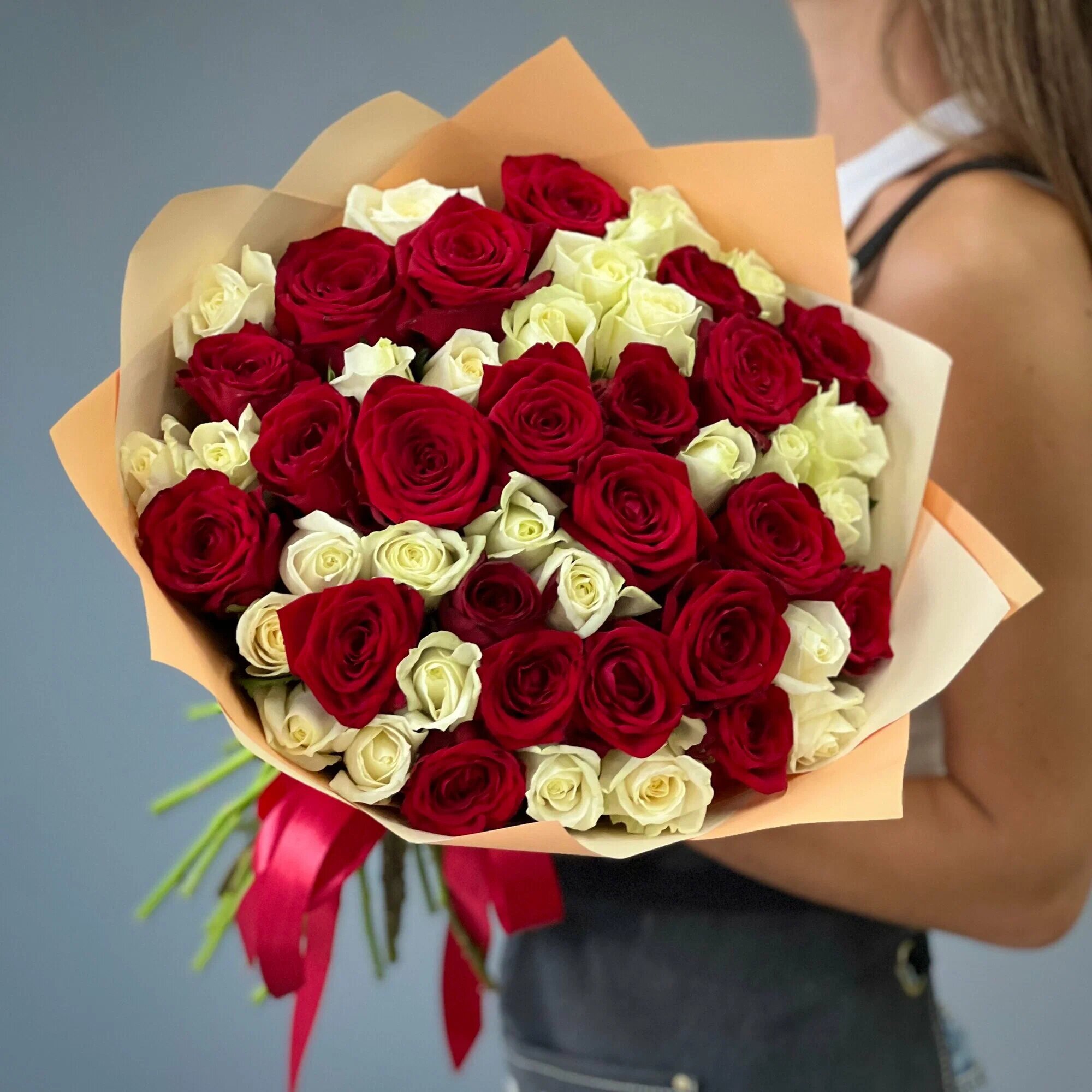 Букет из 51 красной и белой розы 50 см в стильной упаковке под ленту. живые цветы с доставкой