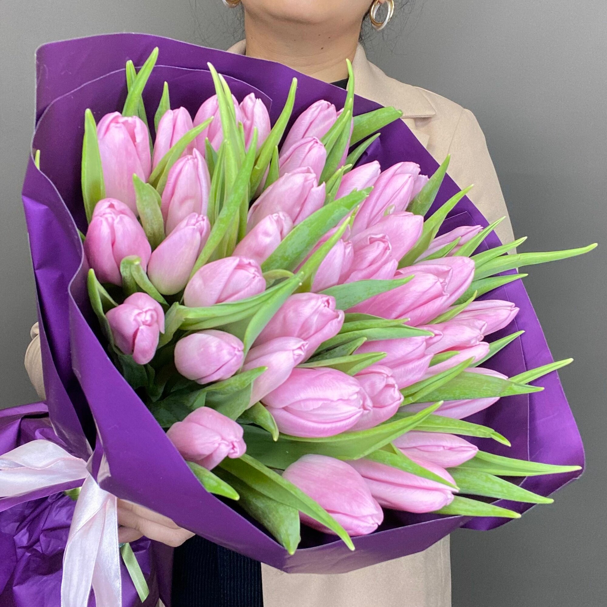 Сиреневые тюльпаны (тюльпаны), высота букета 40 см, ширина 30 см