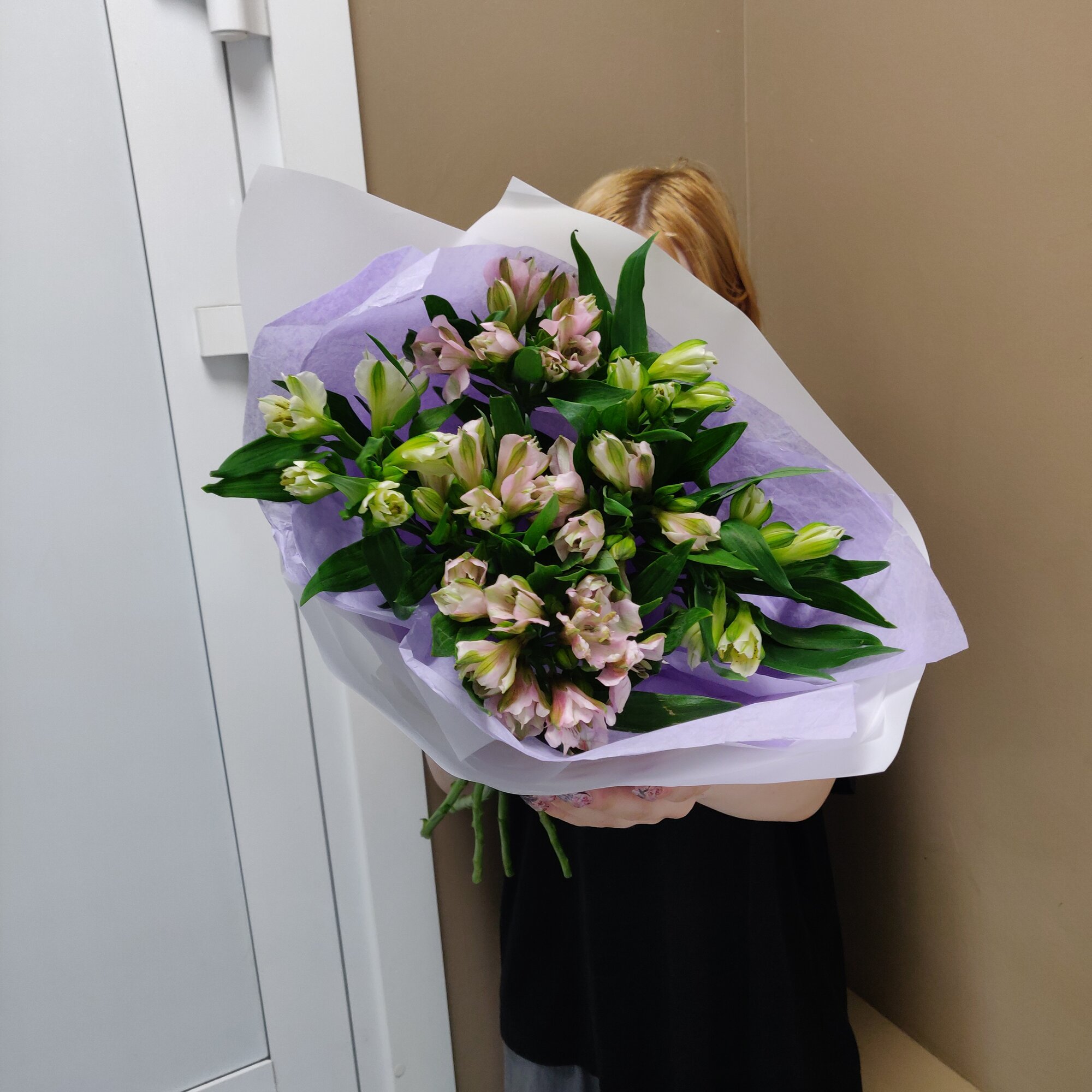 Нежный букет альстромерии (7шт) в авторской упаковке с лентой и тишью