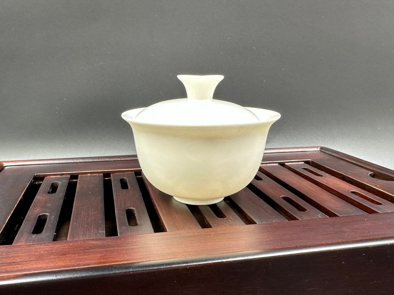 Классическая белая гайвань 120 мл — универсальная и удобная для повседневного заваривания.