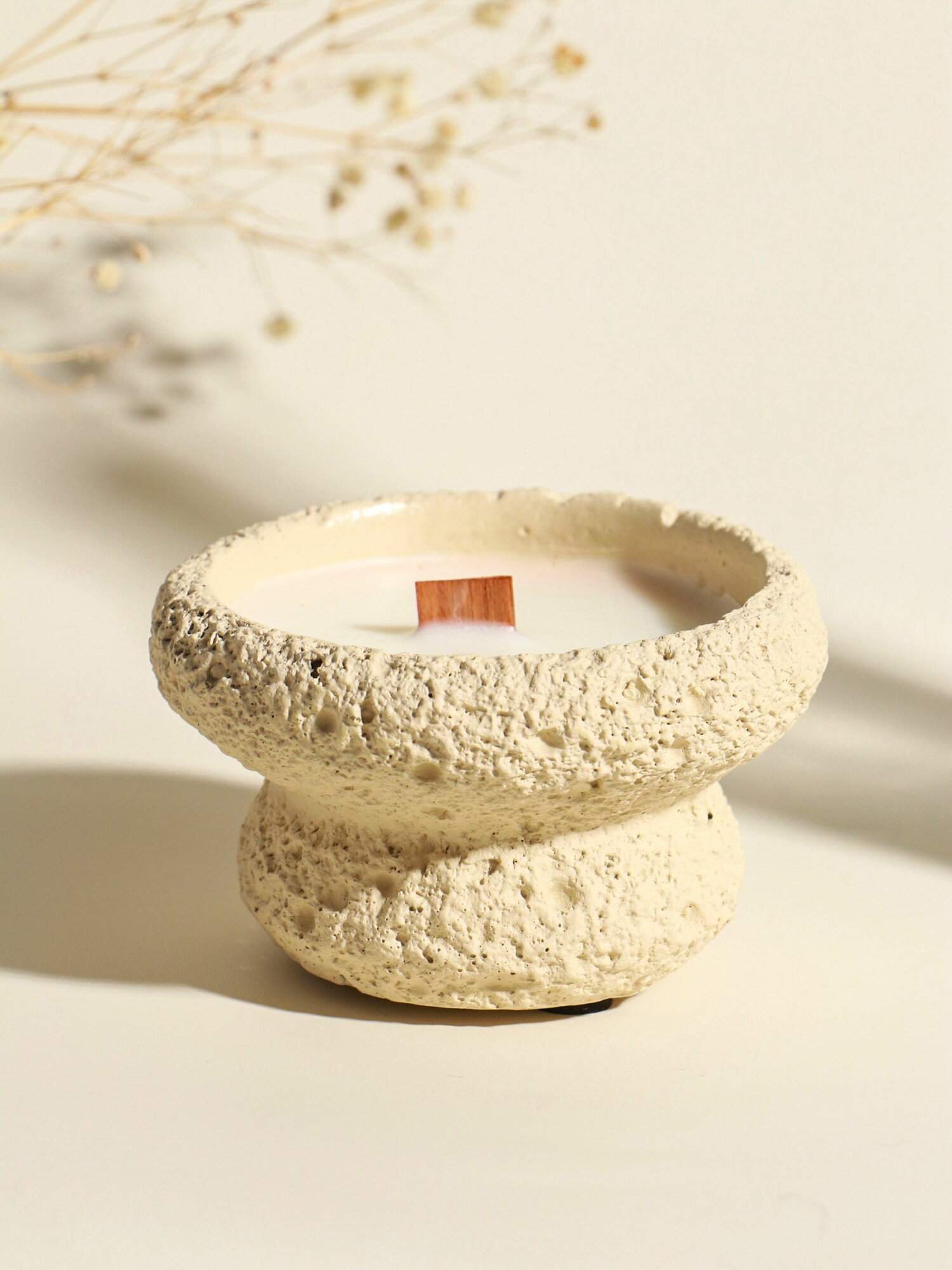 Свеча в подсвечнике вулканическом "Чаша", деревянный фитиль, белая, 9.3x9.3x5.5 см