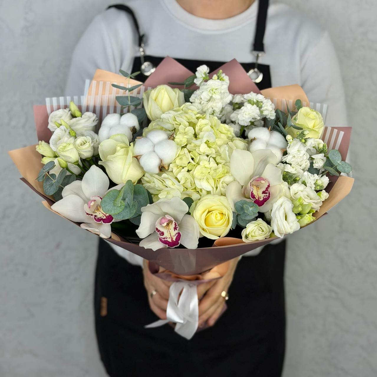 Букет Rybe-Flowers, гортензии, розы, маттиола, эустома, хлопок, белый