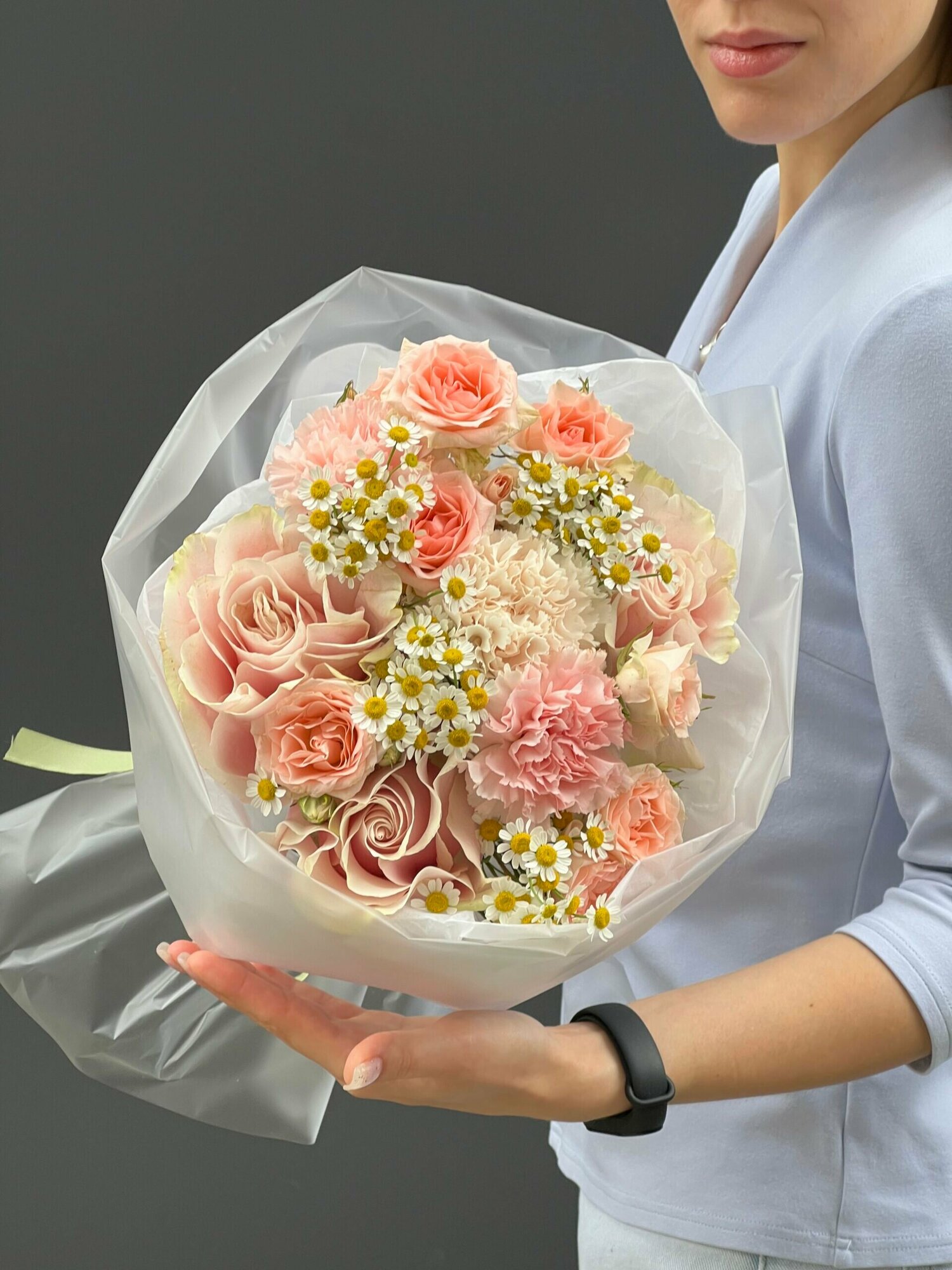 BONJOUR букет "Дневник Бриджет Джонс 1.0" - букет из розы мондиаль, танацетума, диантуса и кустовой розы