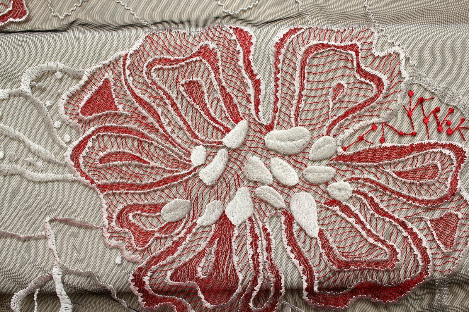 Ткань Вышивка на чёрной сетке Tony Ward, ш130см, 0,5 м