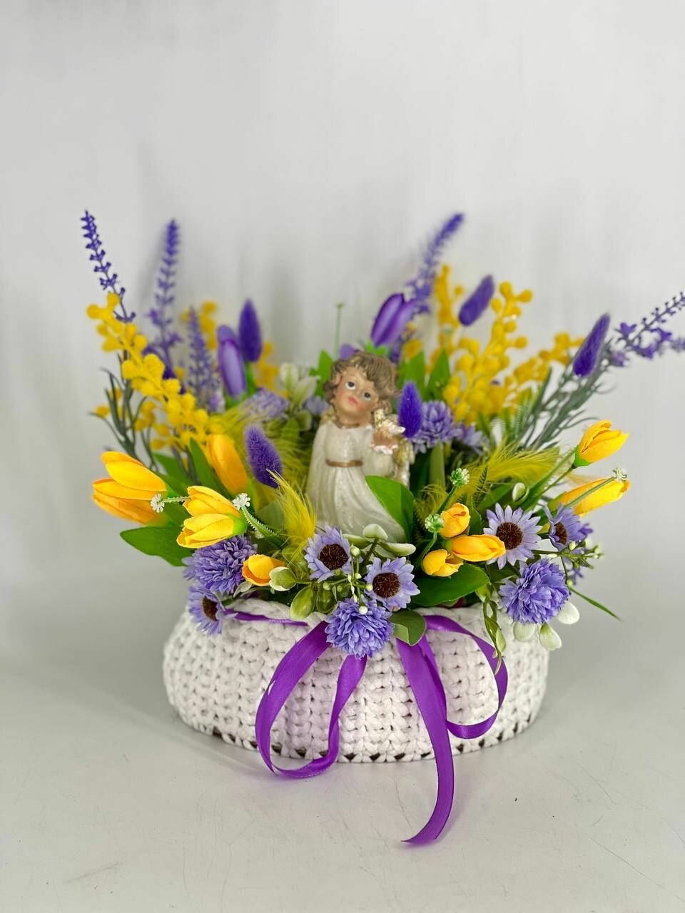 Искусственные цветы на Пасху, кашпо с цветами