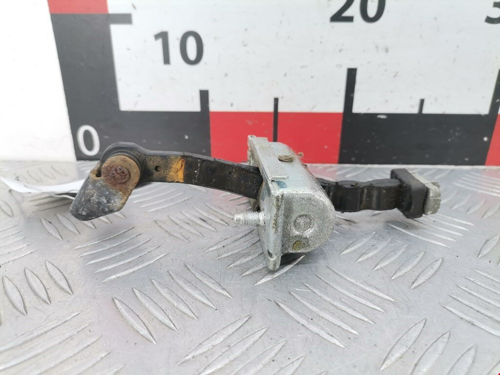 Ограничитель открывания двери передней Opel Corsa D 13242975 арт. 1868363
