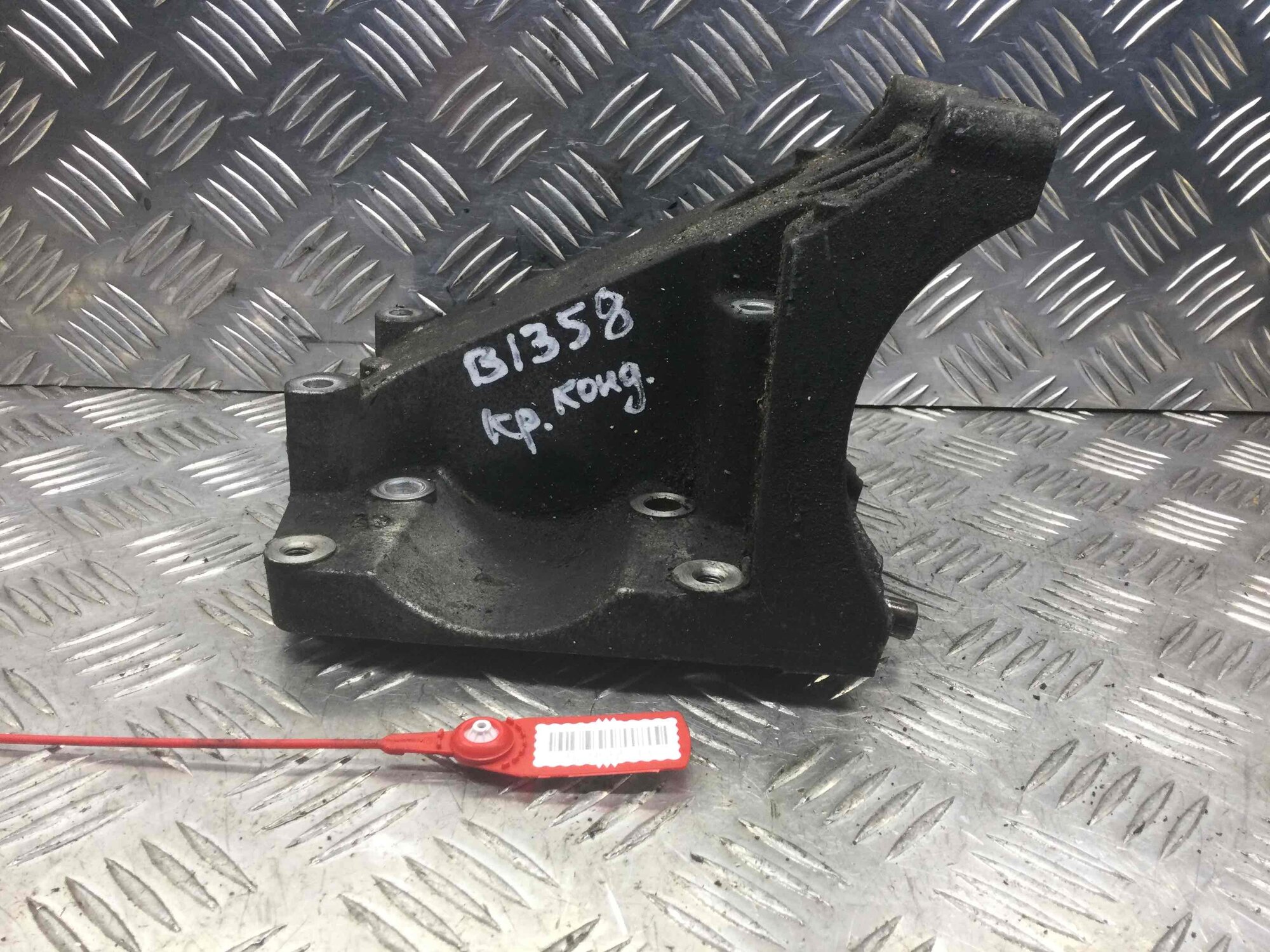 Б/У Кронштейн компрессора кондиционера Ford Focus 2 поколение (2005-2008) 2006 г.