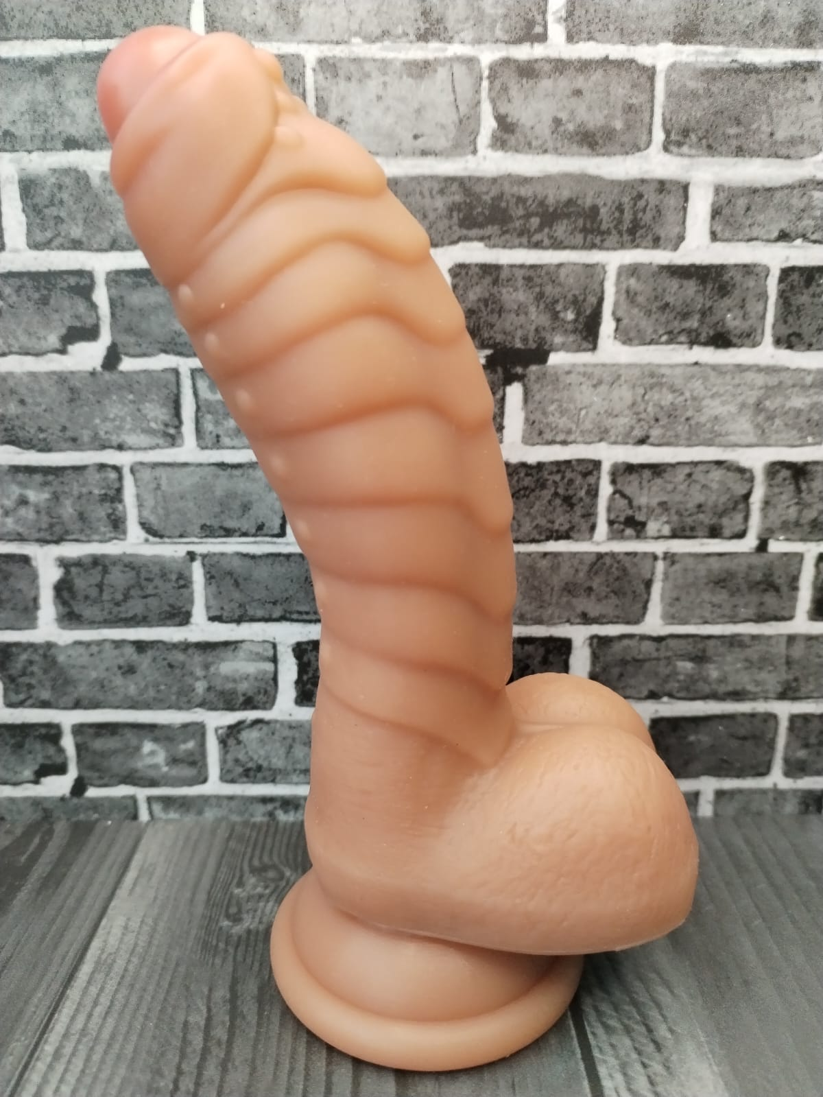 Рельефный коричневый фаллоимитатор 18 см