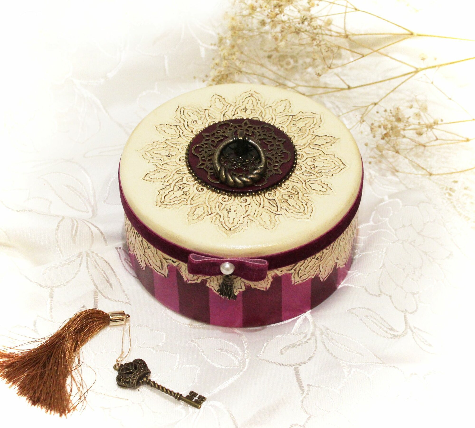 Шкатулка круглая для украшений ручной работы, дерево