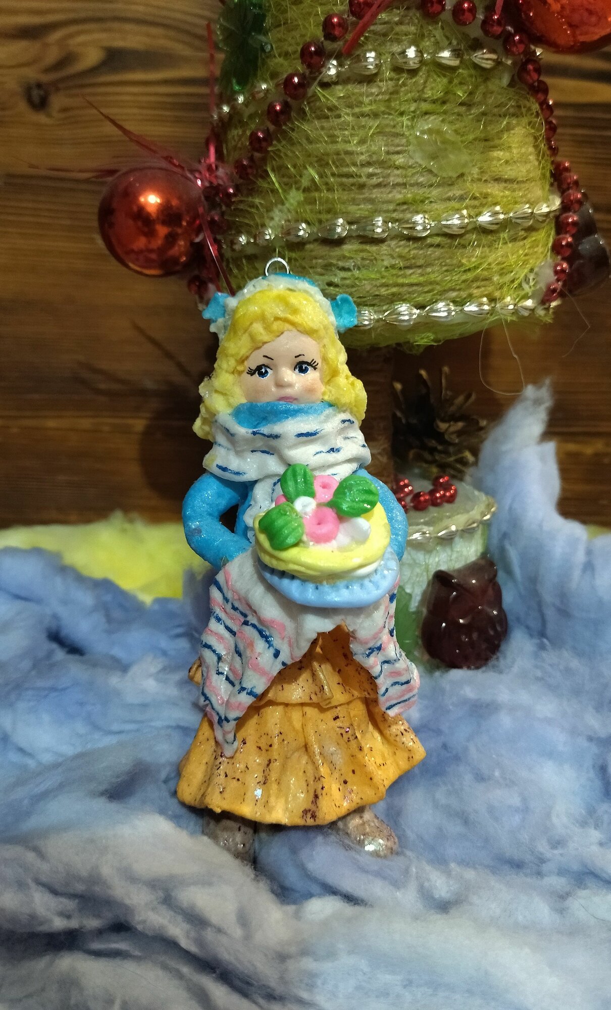 Новогодняя ватная елочная игрушка "Девушка с блинами"