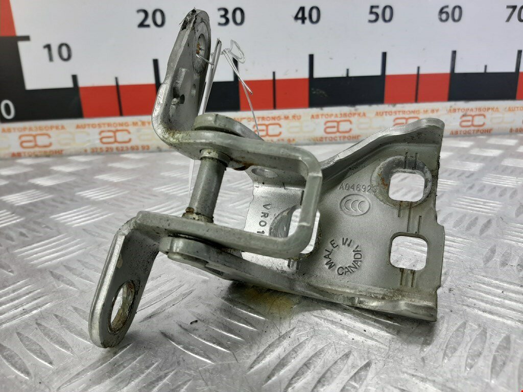 Петля двери передней правой Chrysler 300C 1 04575746AB арт. 752065