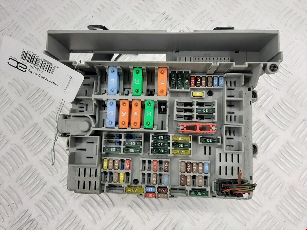 Блок предохранителей BMW 3-Series (E90/E91/E92/E93) 61146978271 арт. 745425