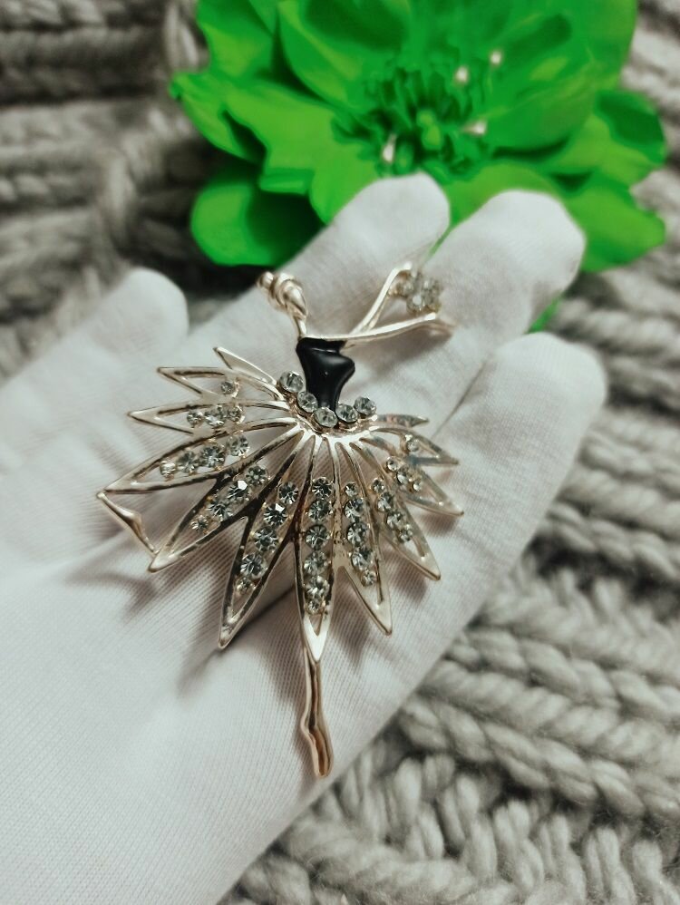 Брошь, стразы