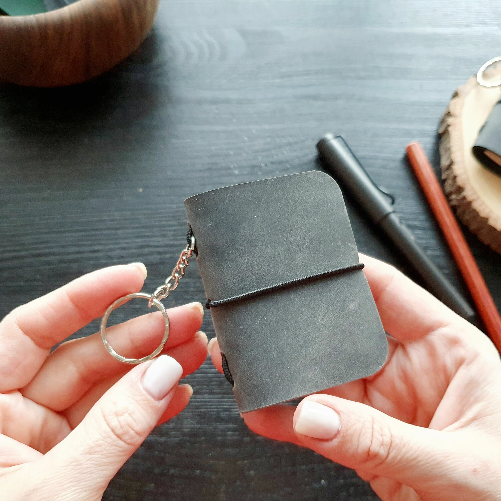 Кожаный блокнот А8 (6х7,5см) на цепочке с кольцом