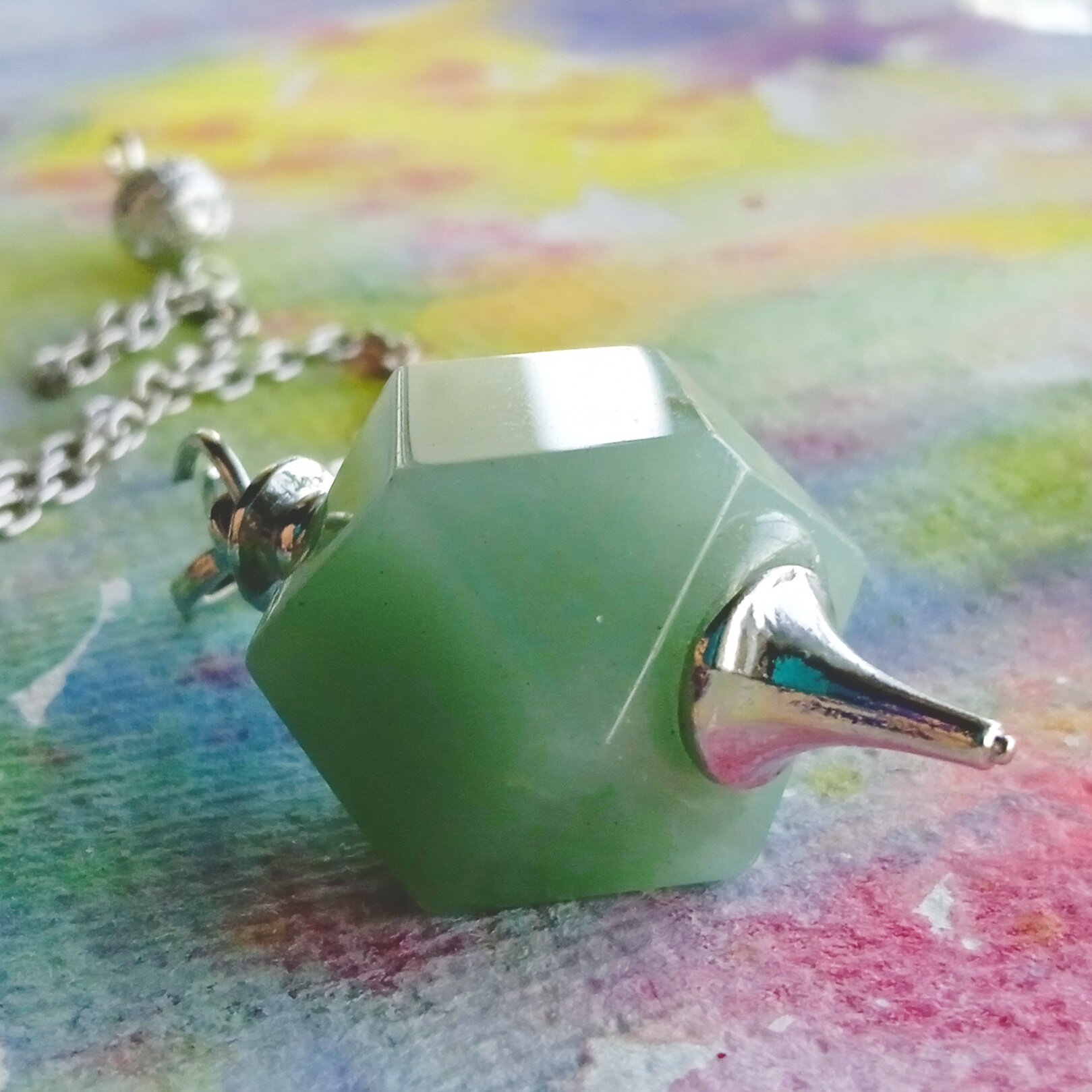 Маятник Кубаноид натуральный камень Нефрит на цепочке, биолокация, гадание, диагностика организма, поиск клада, ответы на вопросы