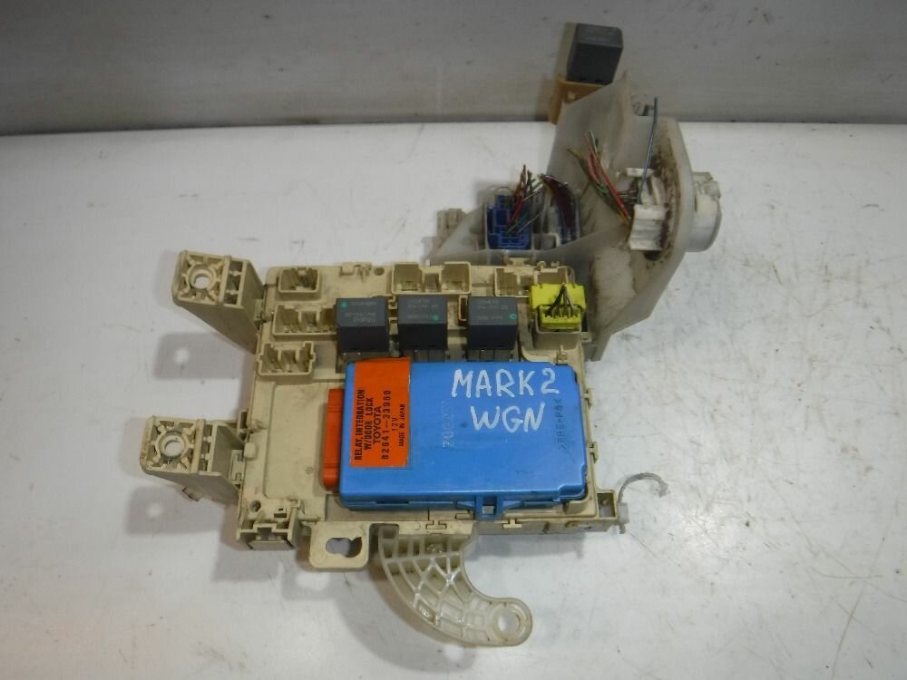 Блок предохранителей салонный Toyota Mark II 8264133060