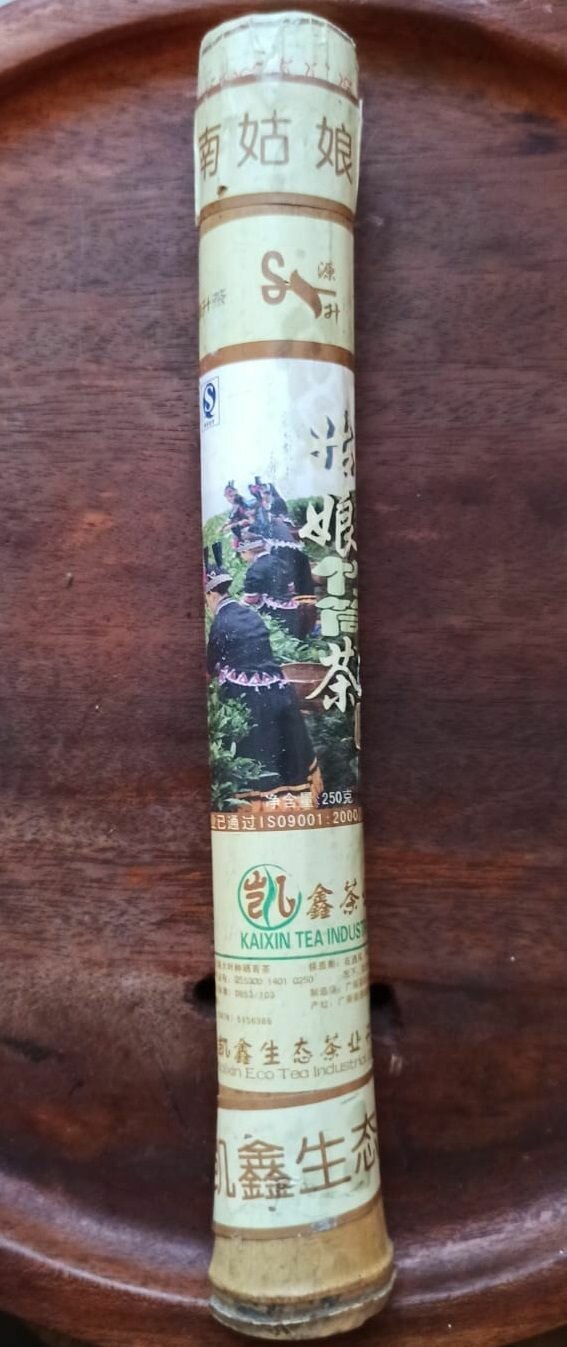 Шен Пуэр в бамбуке 2006 года. Да Шу компании Kaixin Ecological. Сырье с больших деревьев. Коллекционная редкость. Вес чая - 70 грамм.