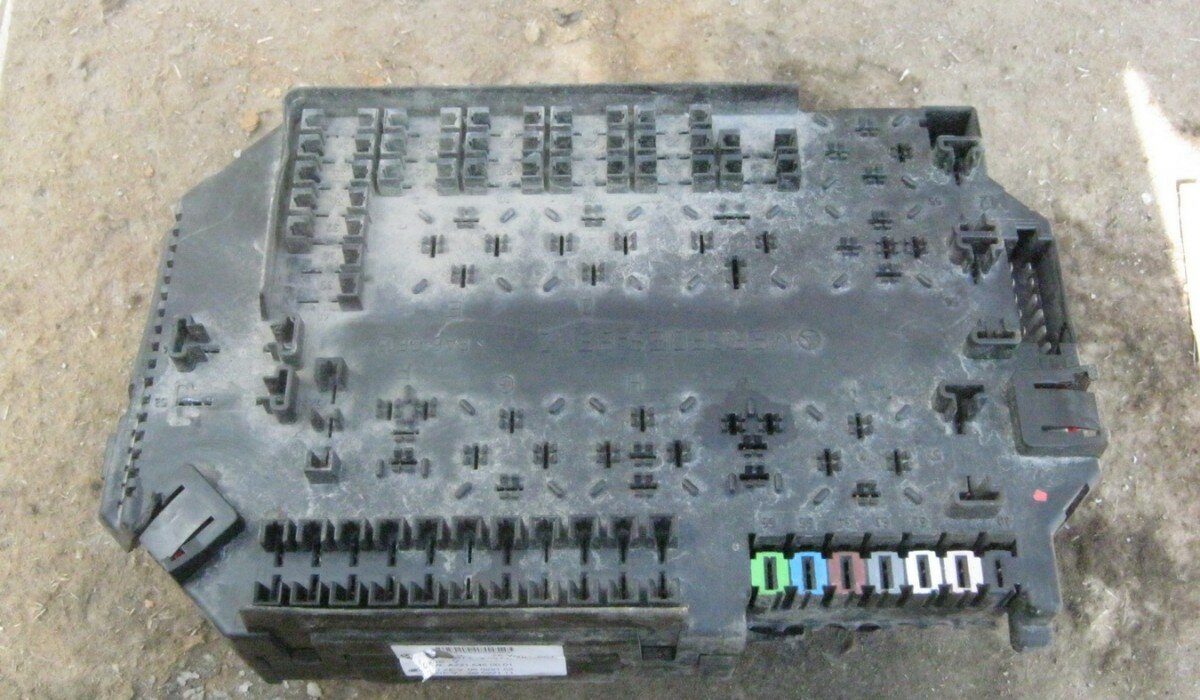 Блок предохранителей W164 M-klasse (ML) Mercedes-Benz A2215450001