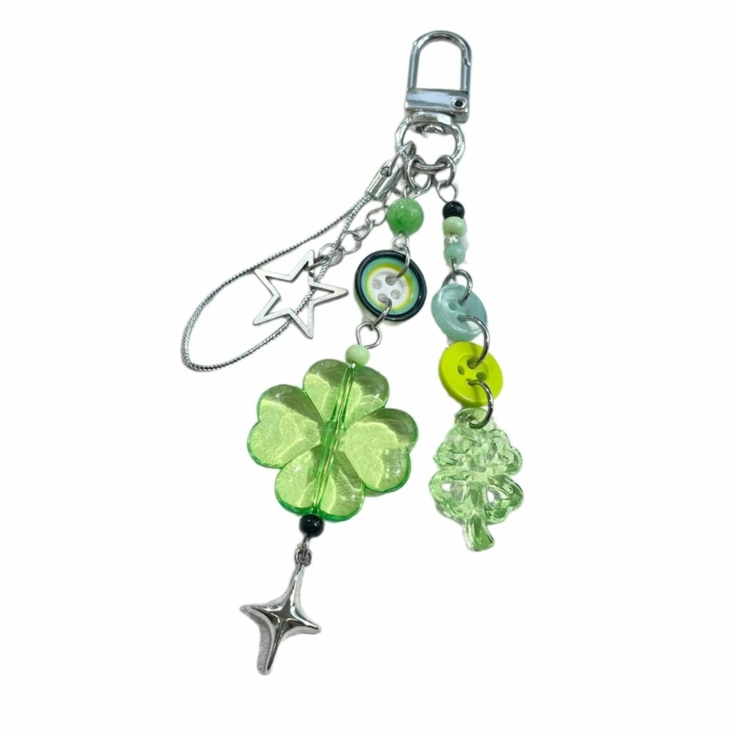Четырехлистный клевер на брелоке для телефона
