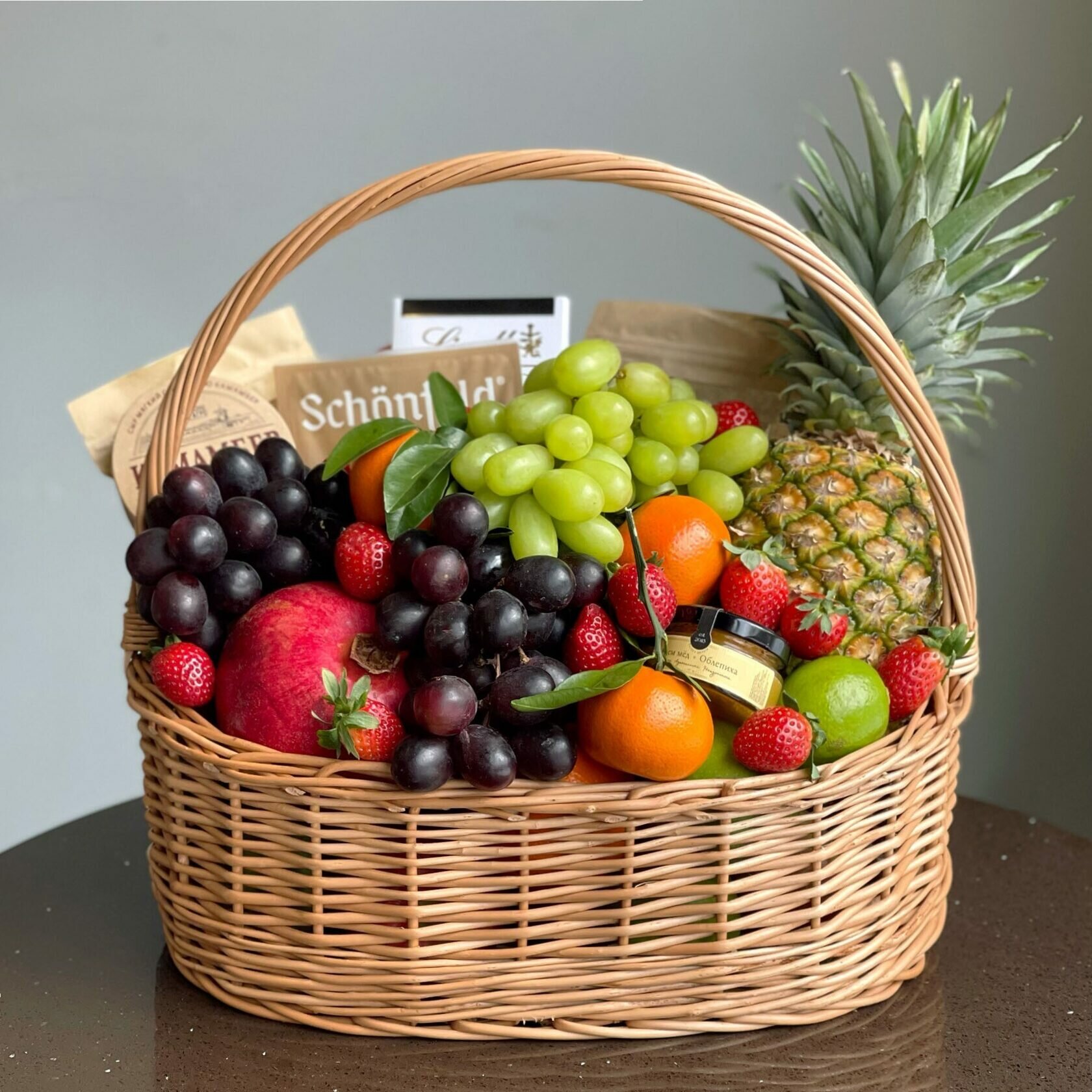 Шикарная подарочная большая корзина с фруктами ягодами сыром и медом