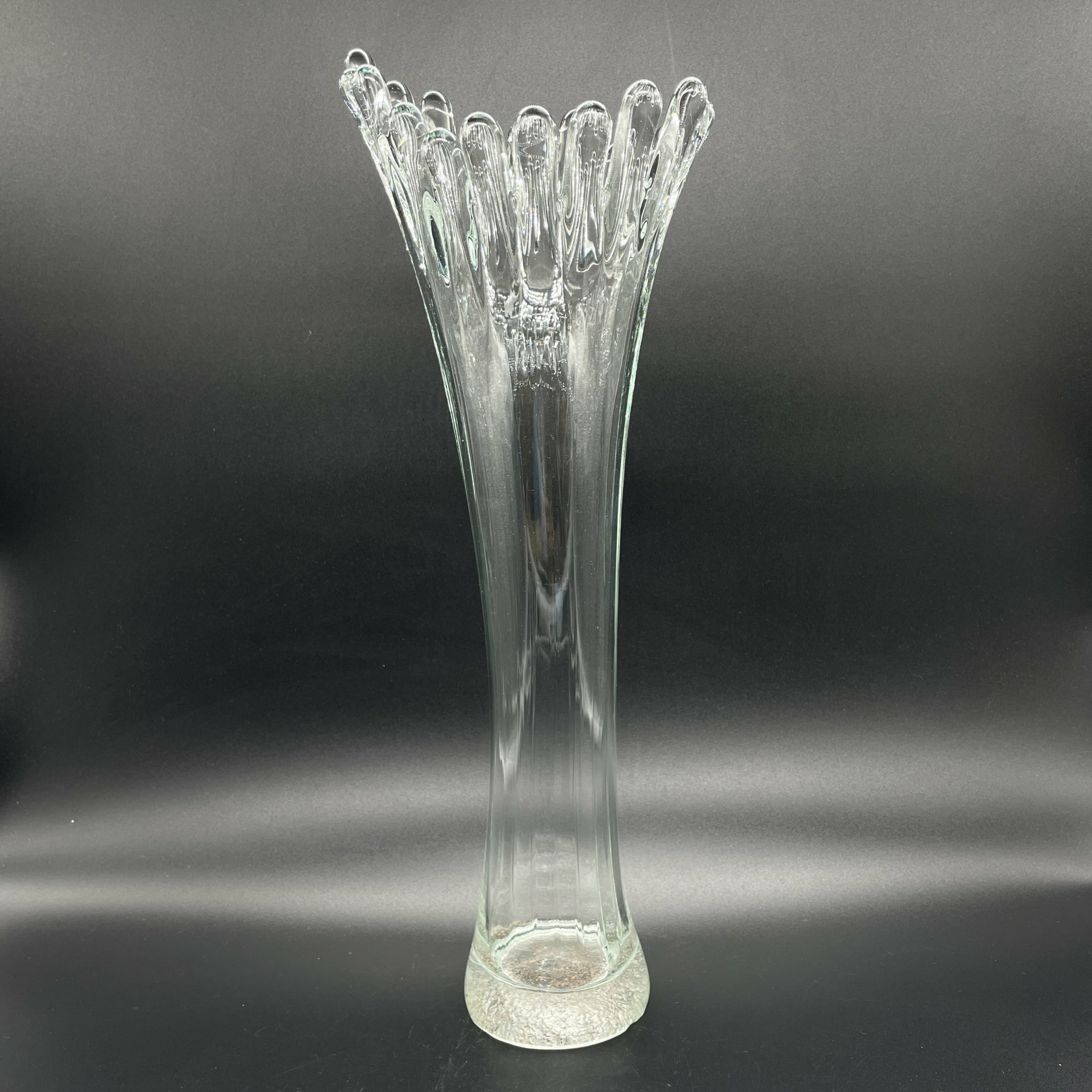 Ваза, выполненная в гутной технике, стекло, Россия, 2000-2015 гг.