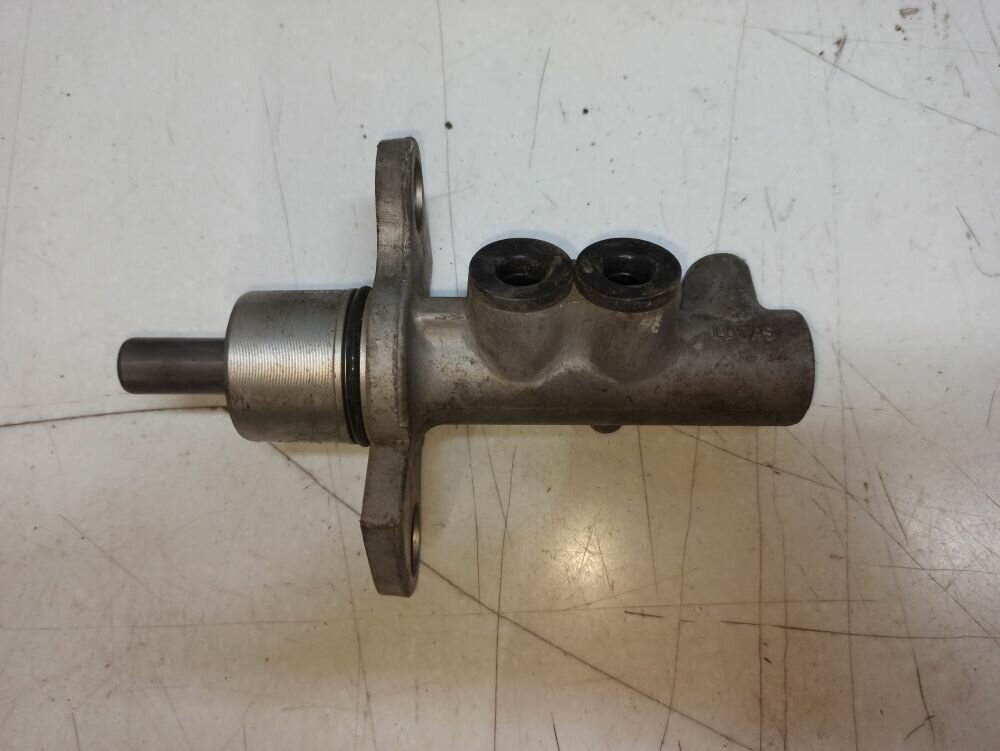 Главный тормозной цилиндр VW Passat B5 4D0611021A