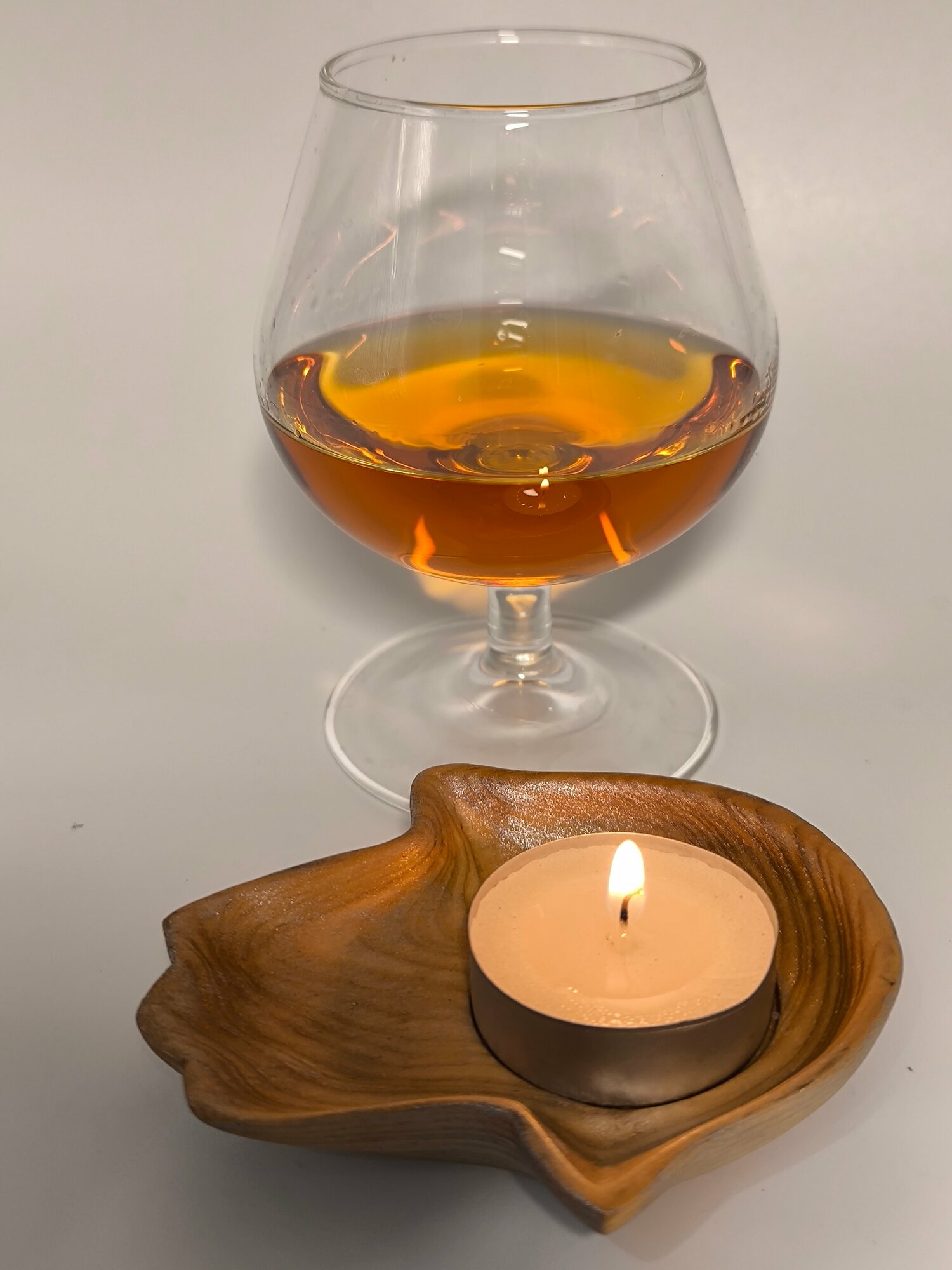 Подсвечник из дерева "Хамса"