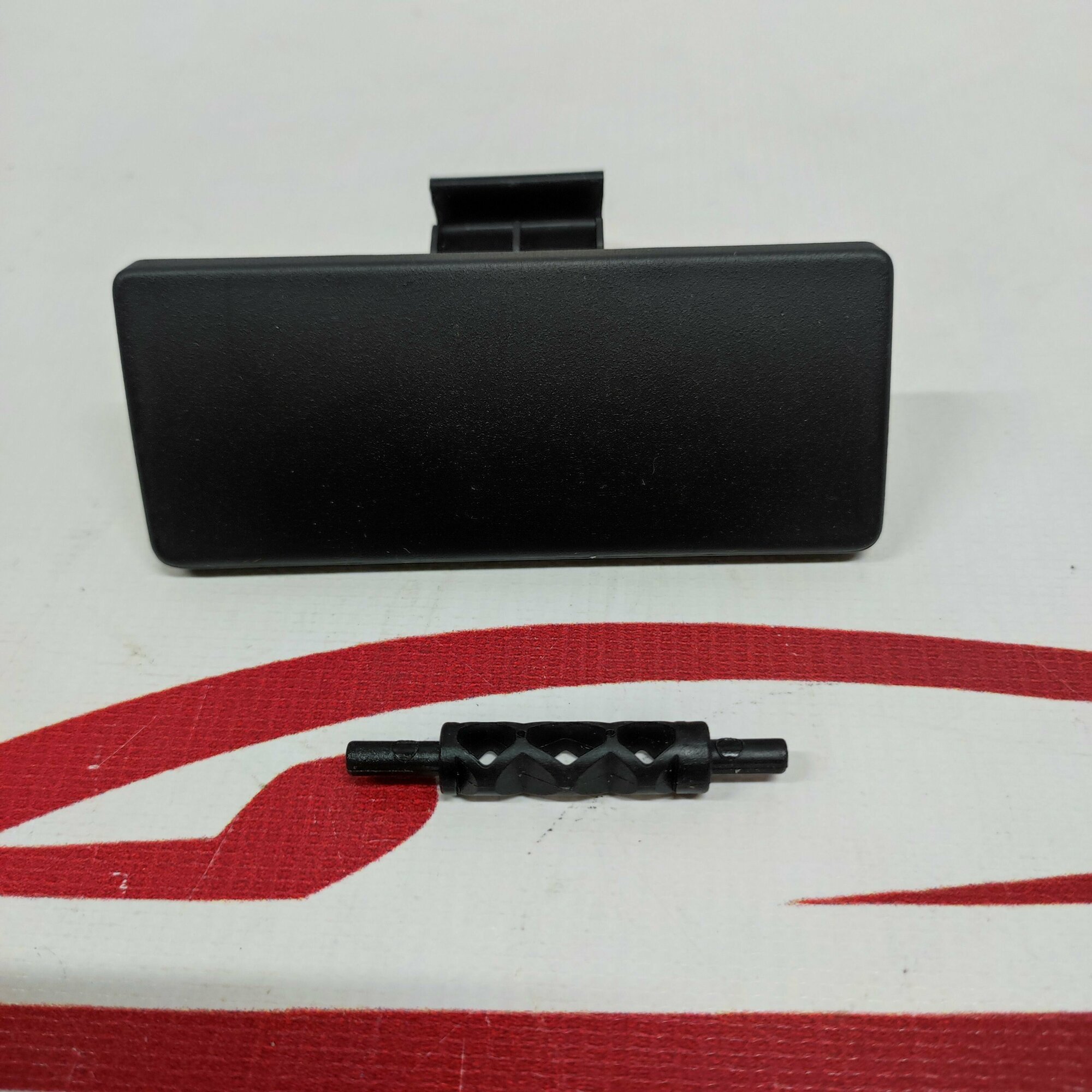 Рем комплект крышки вещевого ящика (бардачка) черный для 2170.