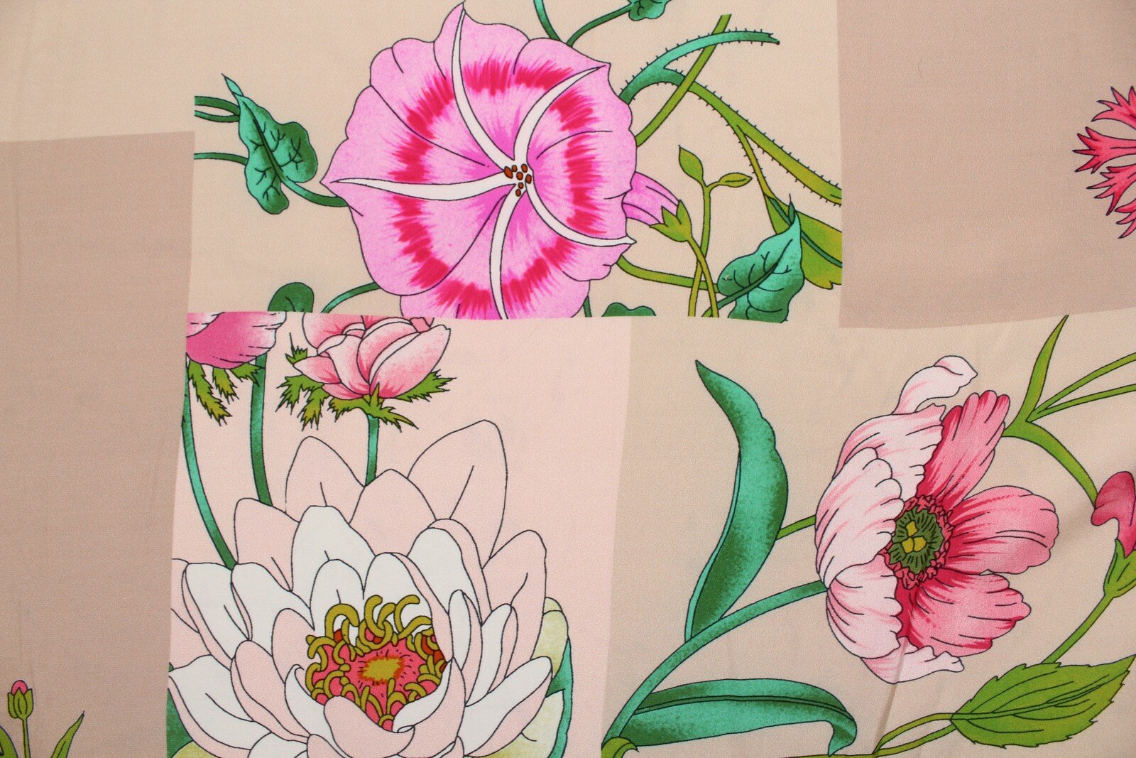 Ткань Шелковый креп-атлас цвета пудры с яркими цветами, ш140см, 0,5 м