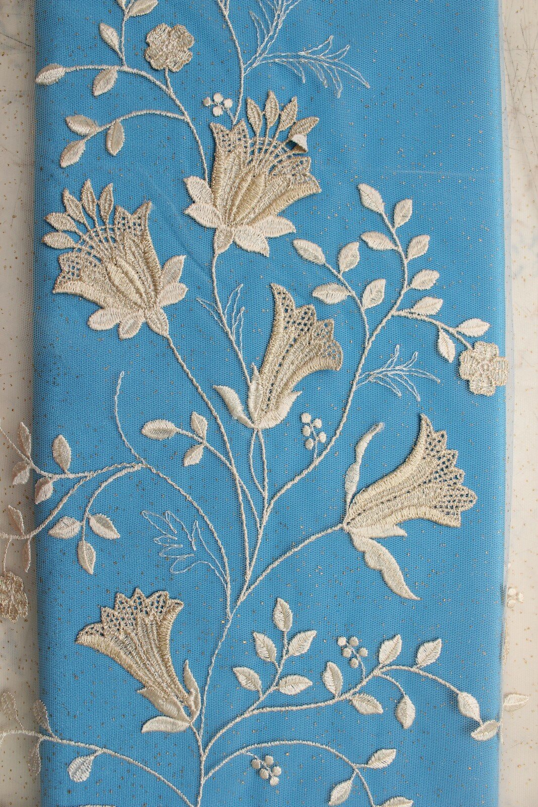 Ткань Вышивка на сетке с каймой и люрексом, молочная с золотом, ш136см, 0,5 м