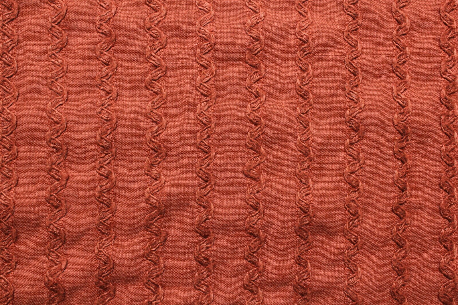 Ткань Лён терракотово-коричневый с аппликацией шнуром (вьюнчиком), ш136см, 0,5 м