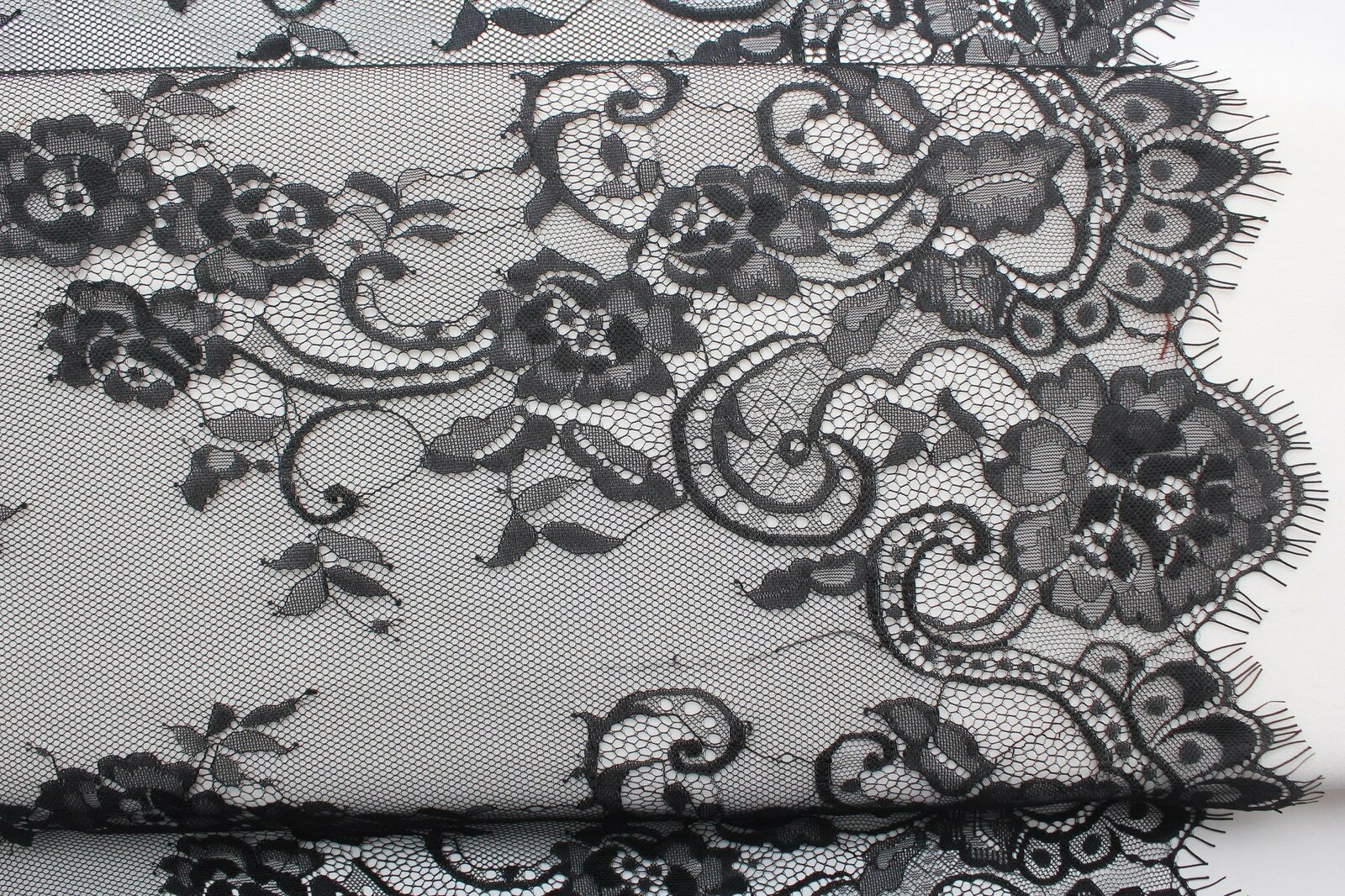 Ткань Кружевное полотно шантильи "реснички" чёрного цвета с мелким узором роз с двумя фестонами, ш65см, 0,5 м