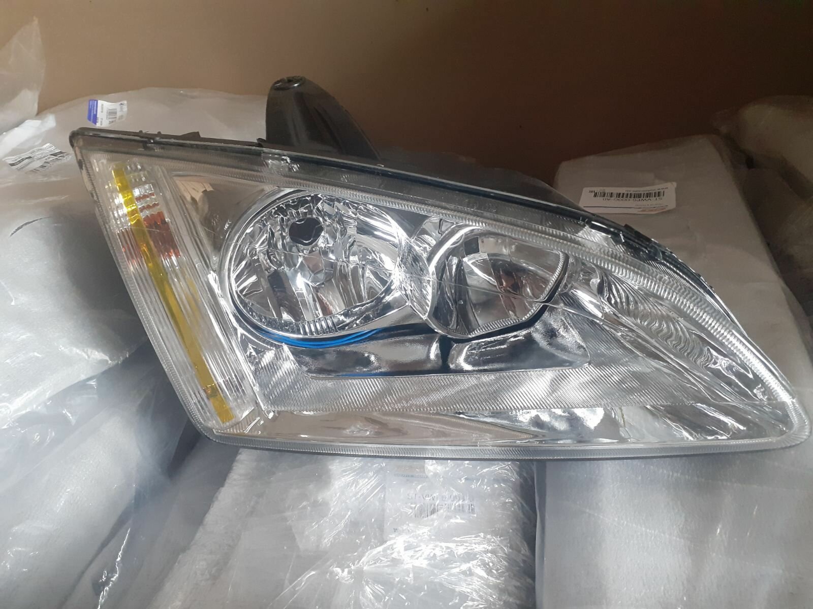 Правая фара Форд Фокус 2 FORD FOCUS II хром с 2005 по 2008 год