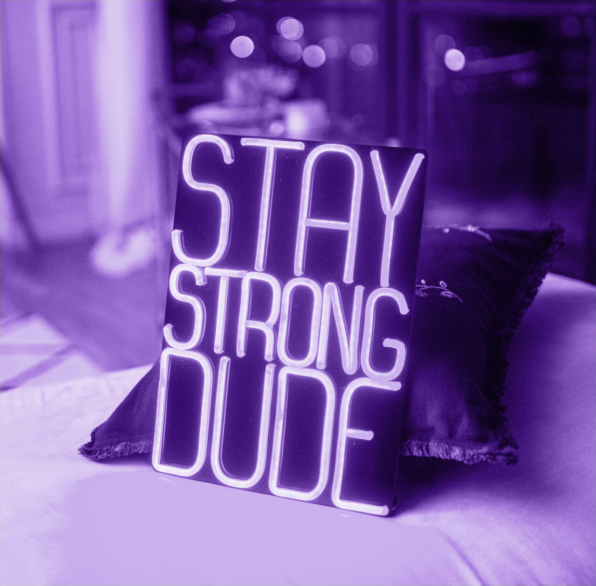 Табличка неоновая Stay strong dude, 25х35 см, фиолетовая