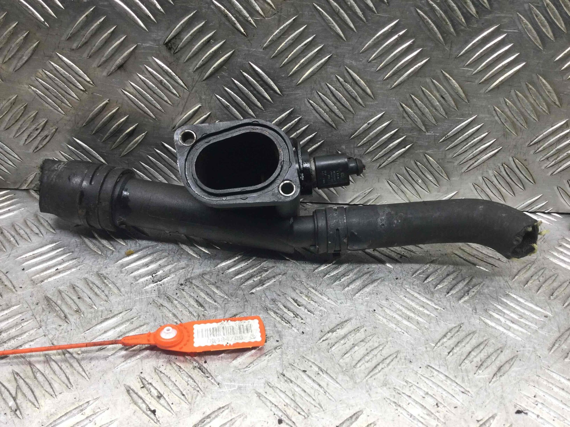 Б/У Фланец (тройник) системы охлаждения Volkswagen Passat B6 (2005-2010) 2006 г.