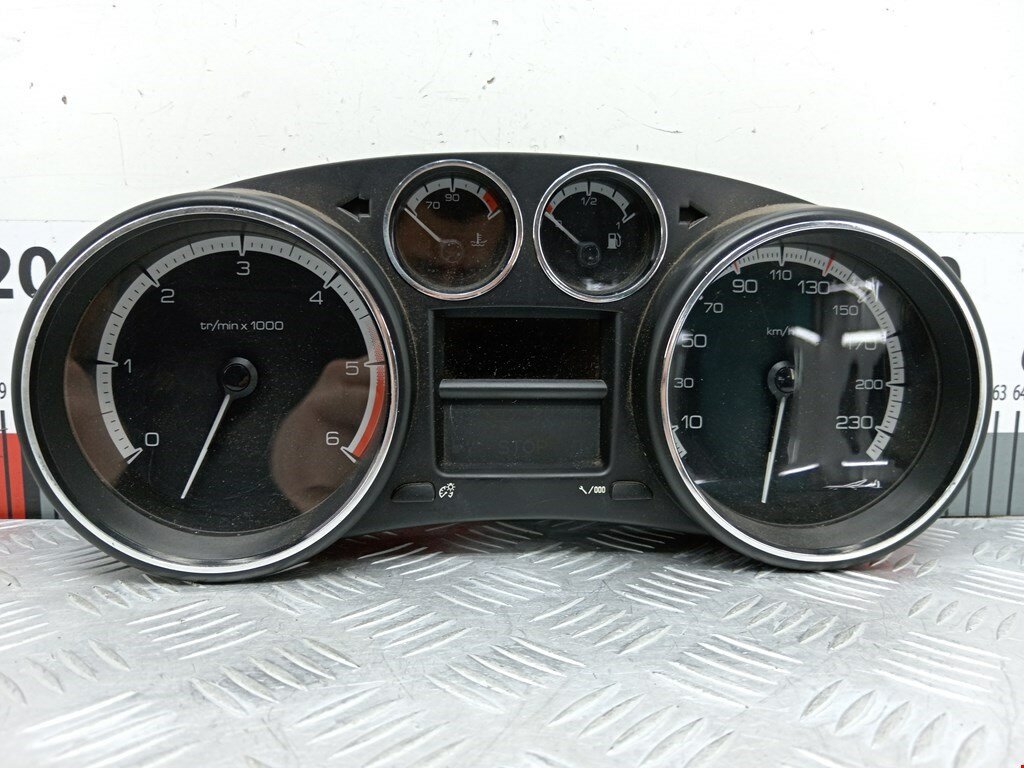 Панель приборная (щиток приборов) Peugeot 308 610335 арт. 1779751