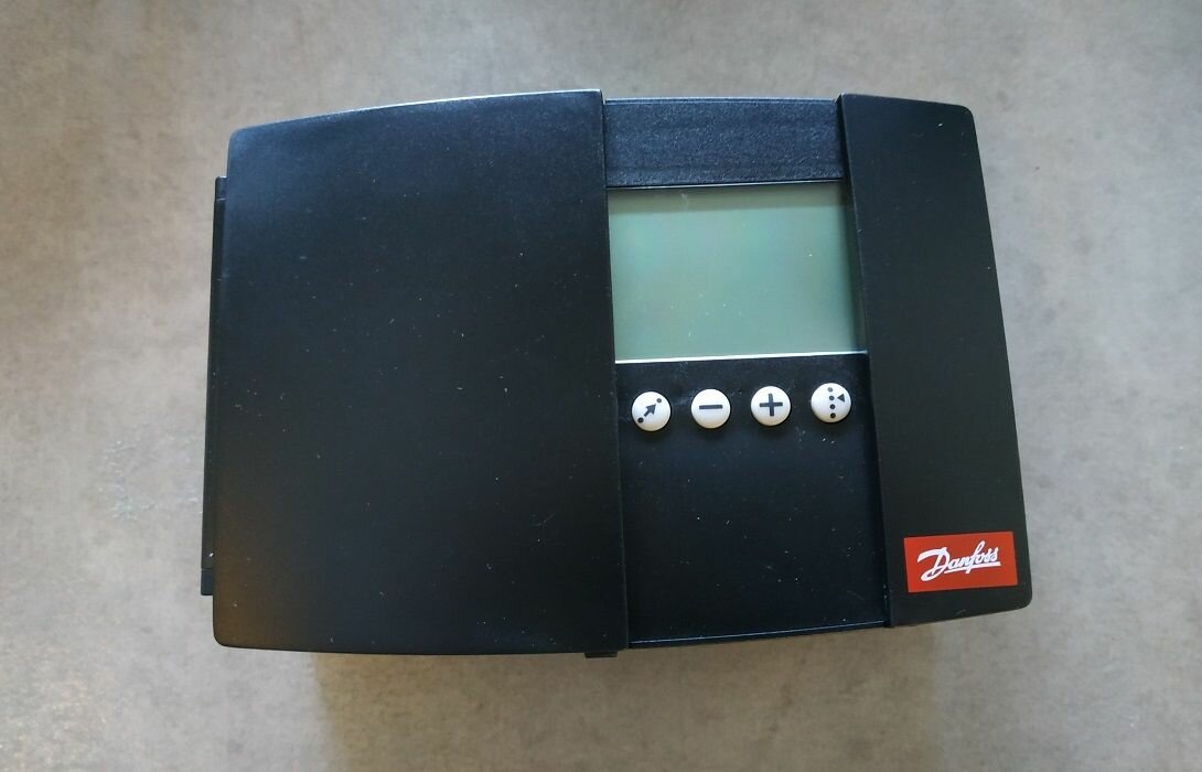 Универсальный электронный регулятор температуры ECL Comfort 300 Danfoss 220В, 087B1130