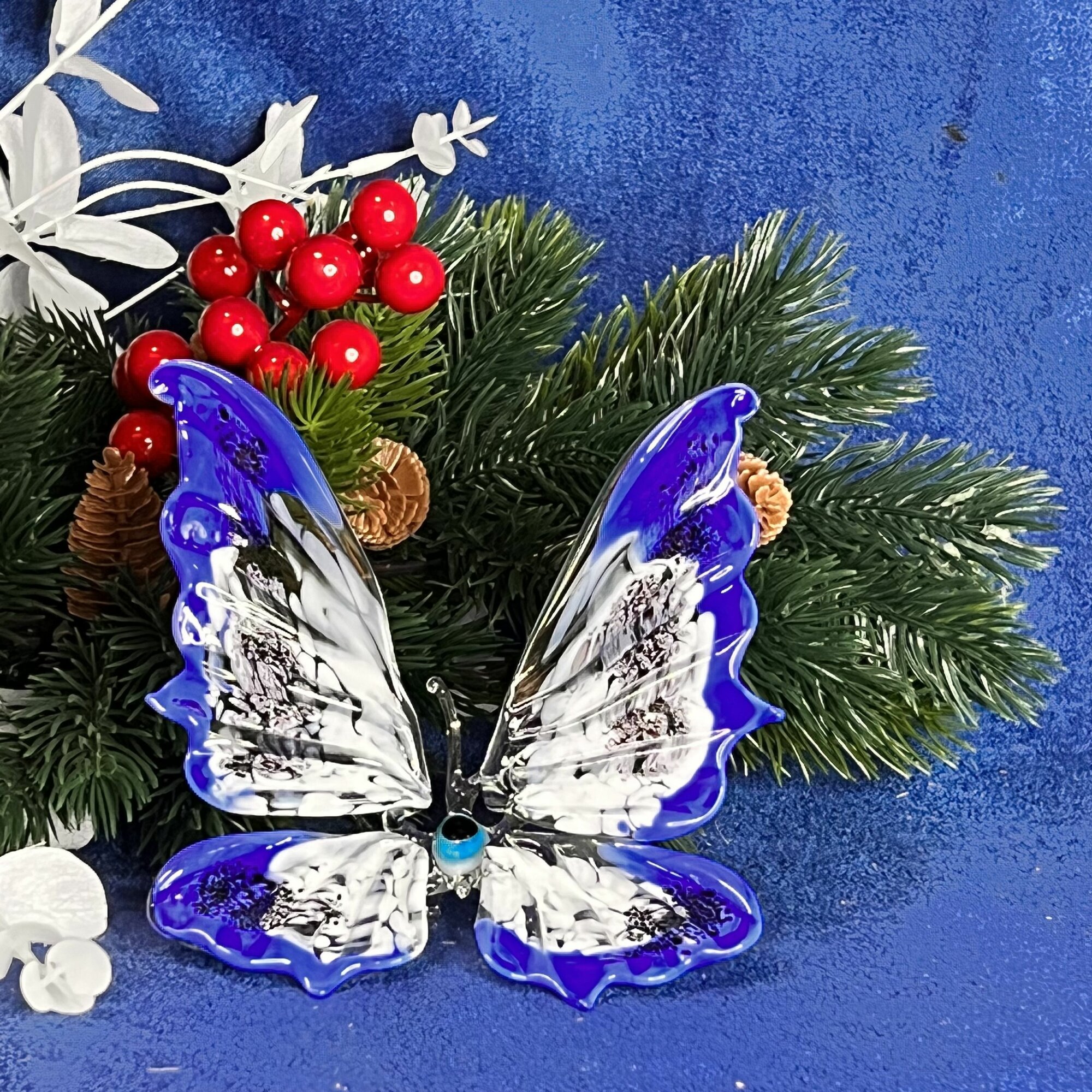 Бабочка из цветного стекла пятнистая с бело-синими крылышками