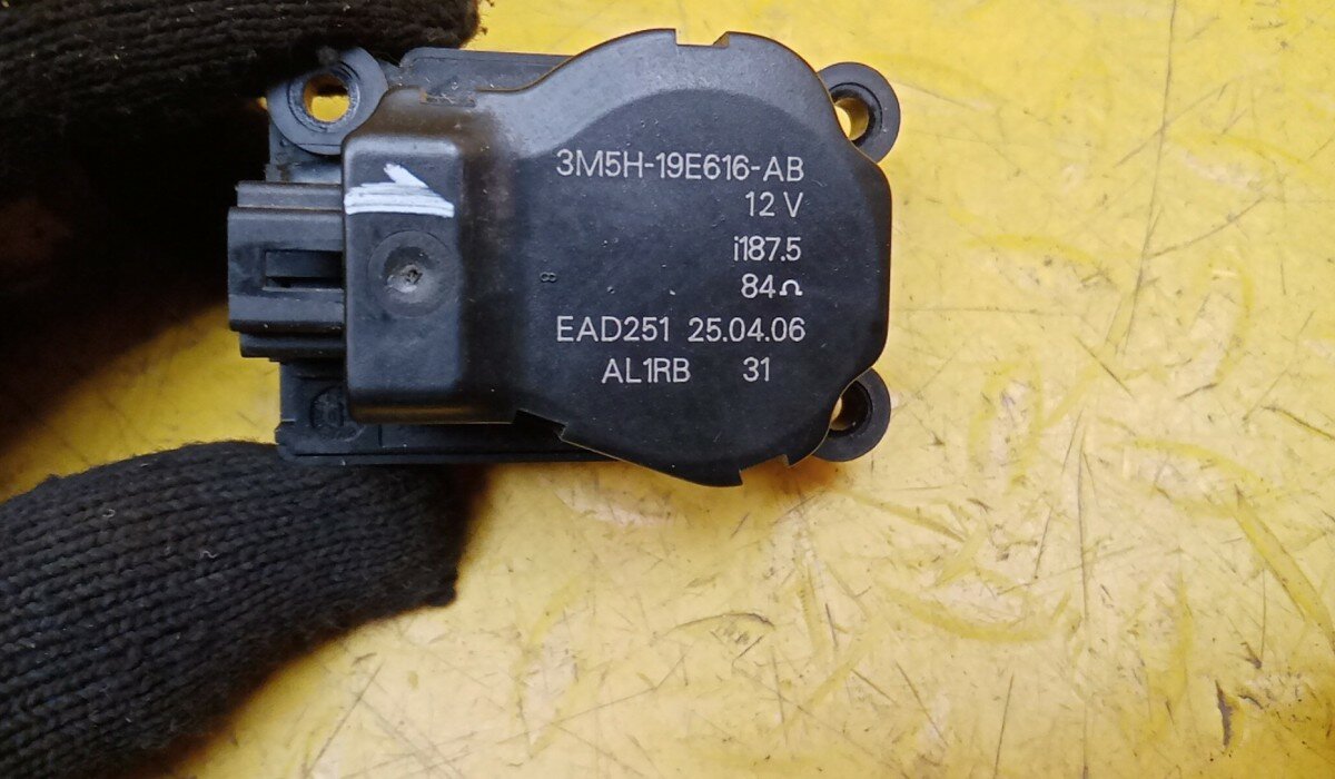 Моторчик заслонки печки Focus II Ford 3M5H19E616AB