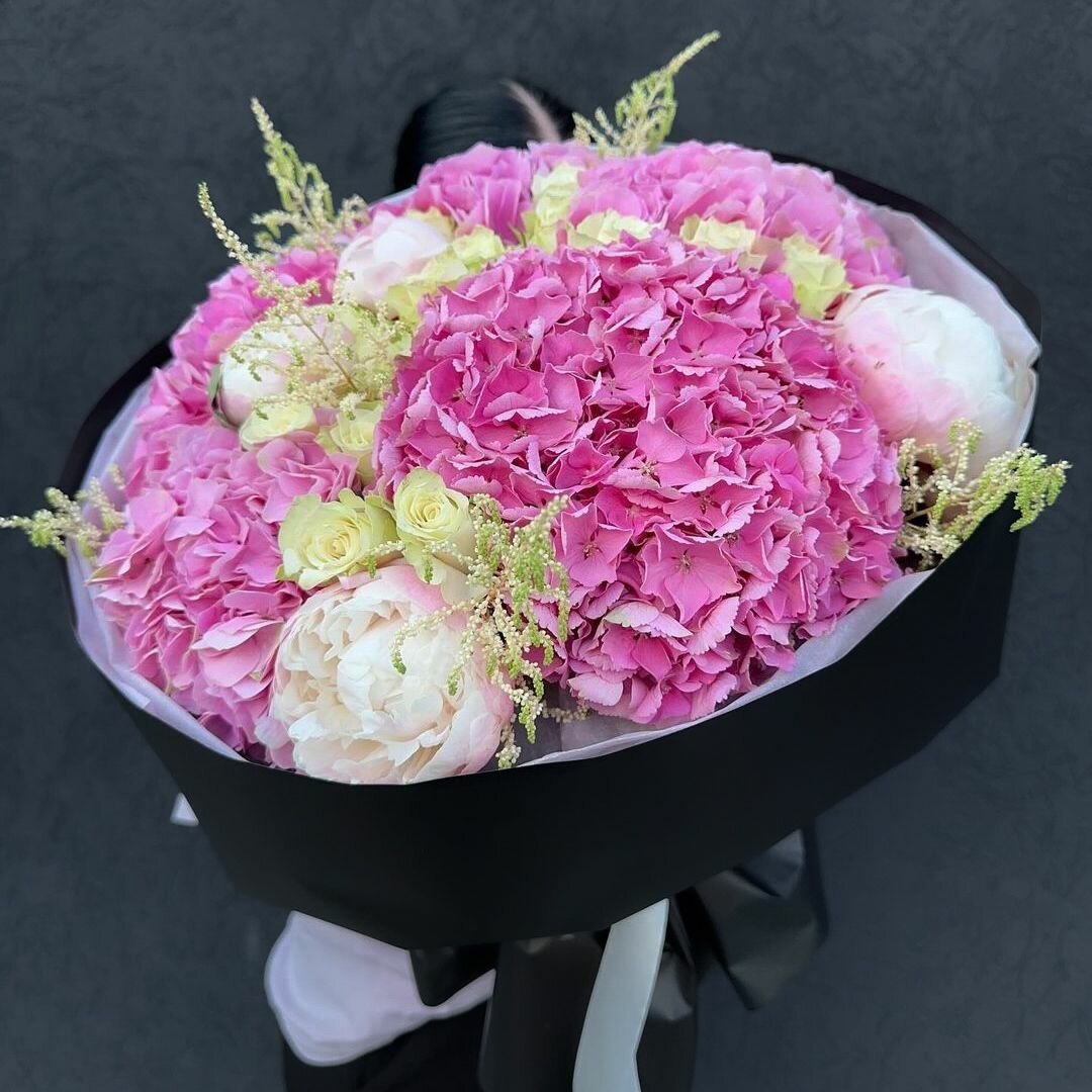 Авторский букет с гортензиями (5 гортензий, 5 пионов, 16 кенийских роз)