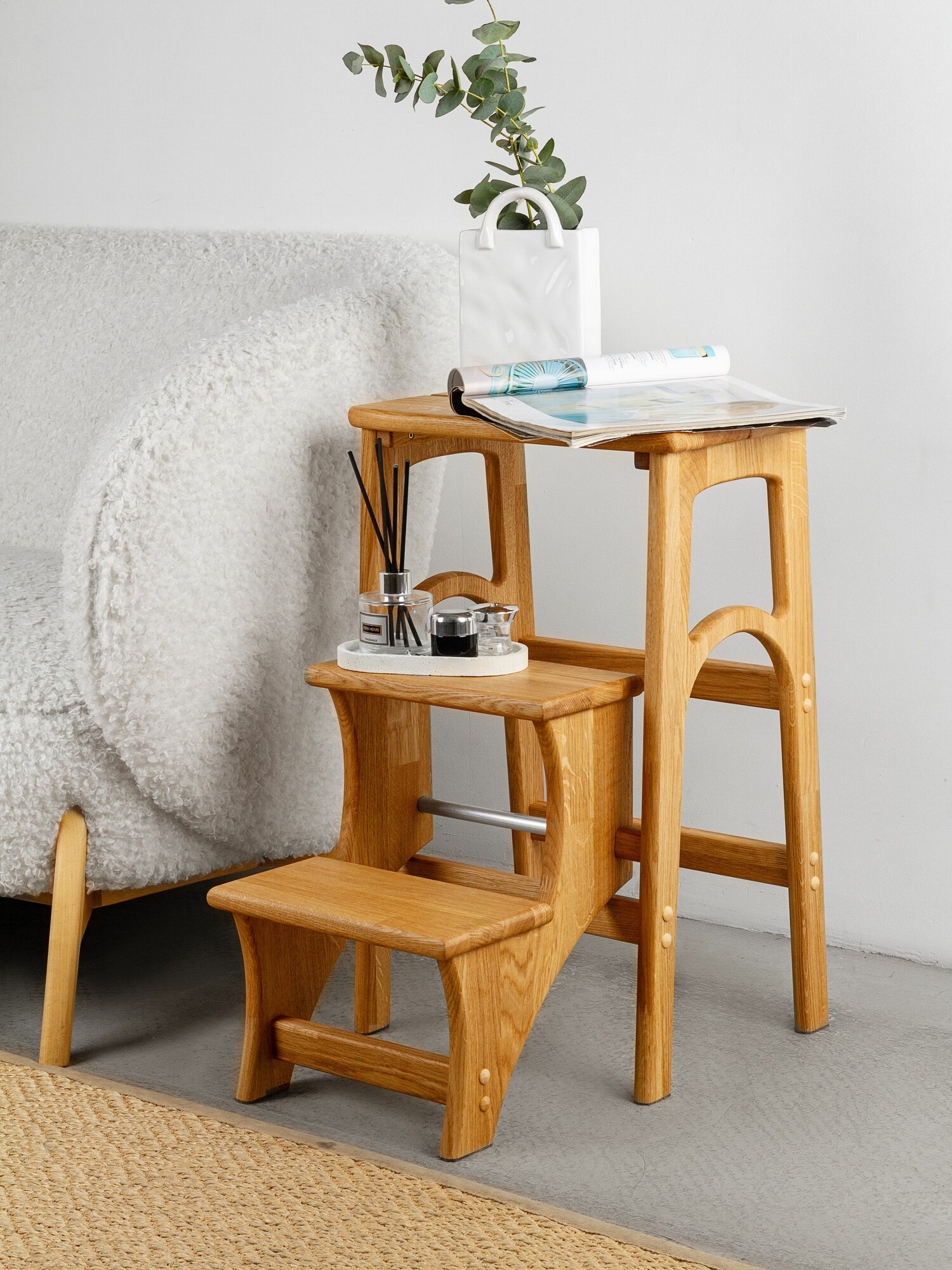 Табурет стремянка, из дуба, покрытие твёрдым мебельным маслом, поставляется в собранном виде.