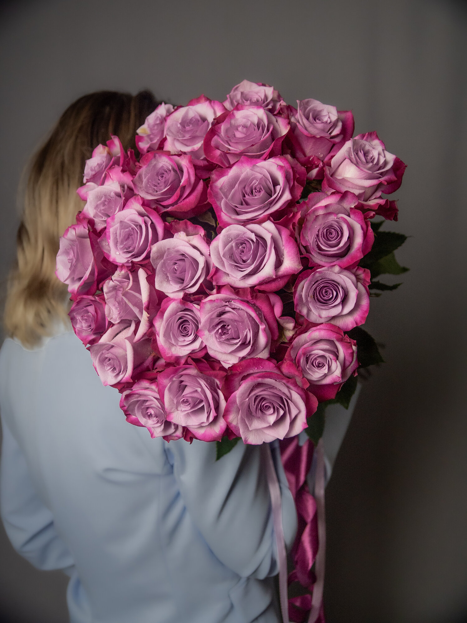 Букет живых цветов, из 7 роз малинового цвета сорта Deep purple длинной 60 см