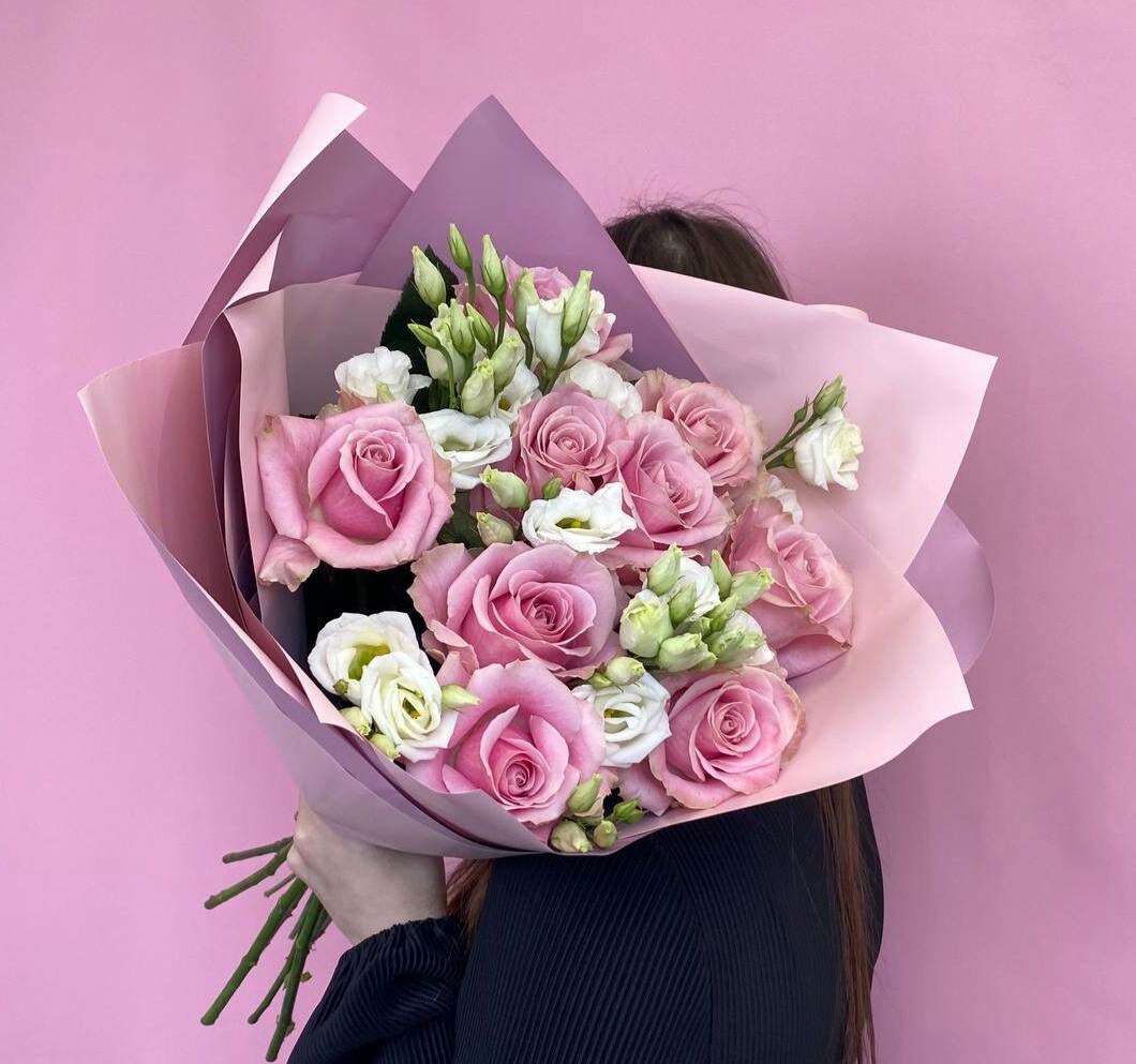 Букет из 9 розовых роз и белой эустомы