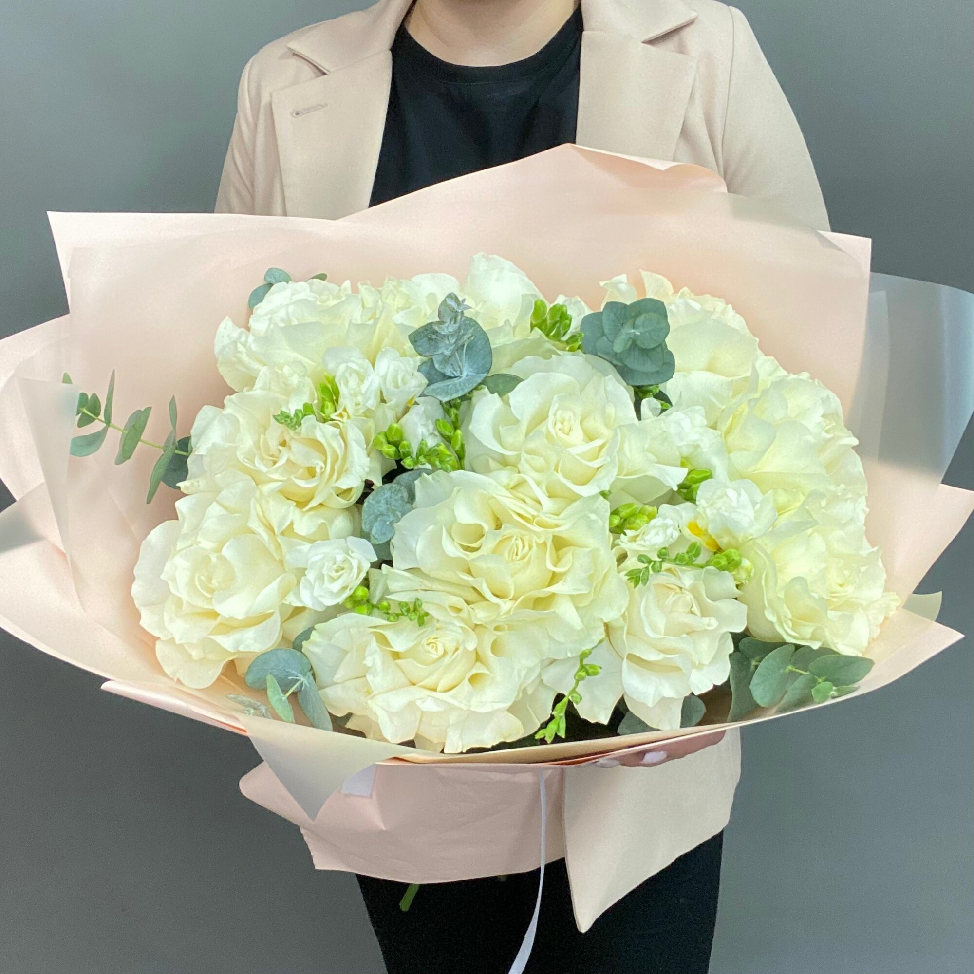 Белые розы (розы), высота букета 50 см, ширина букета 35 см, монобукет